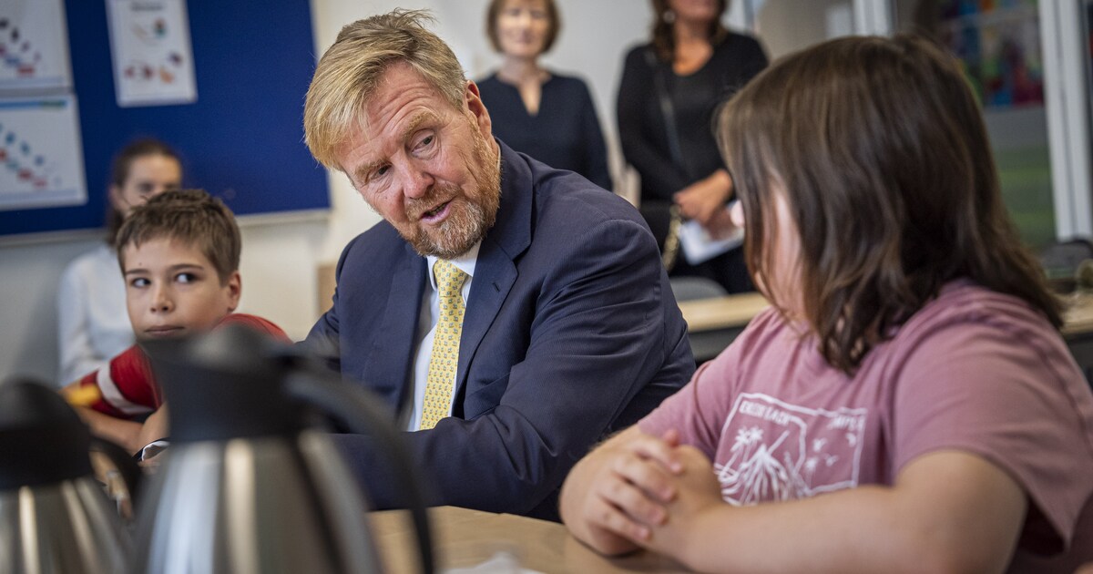 Op de foto’s uit Groningen lijkt het er niet op dat de koning een ...