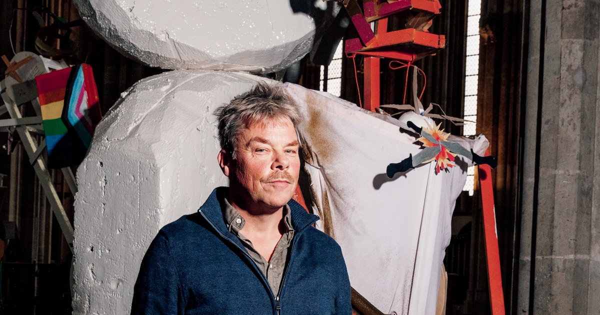 Kunstenaar David Bade verbeeldt in zijn sculpturen de ‘stormen’ die ...