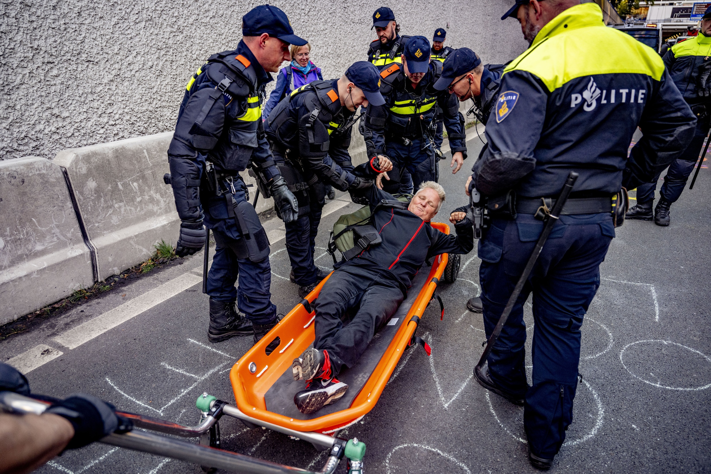 Politie haalt alle klimaatactivisten van A12, 370 demonstranten ...