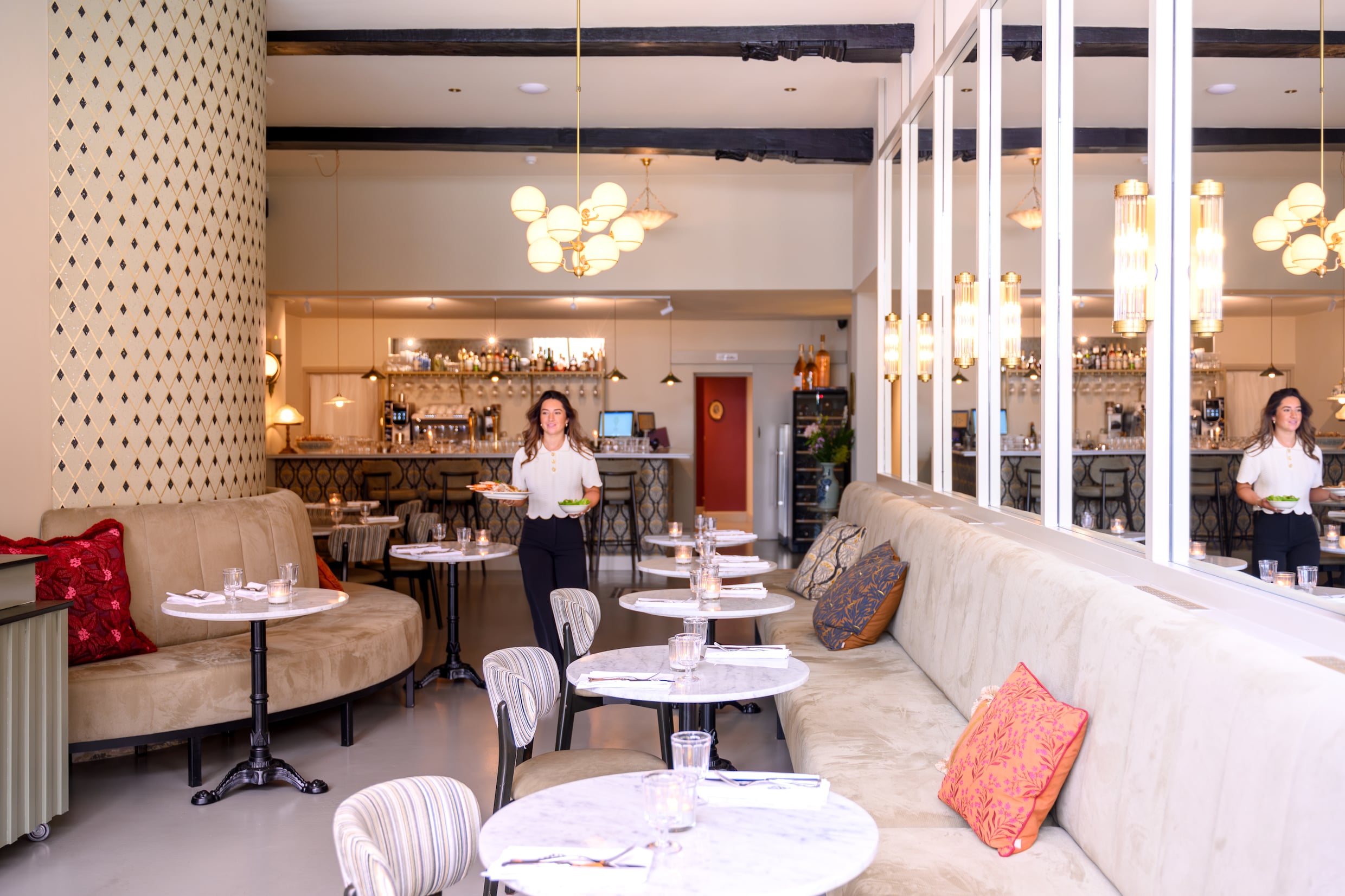 Pastis, éclairs en een berg langoustines: Lilou in Goes serveert ...