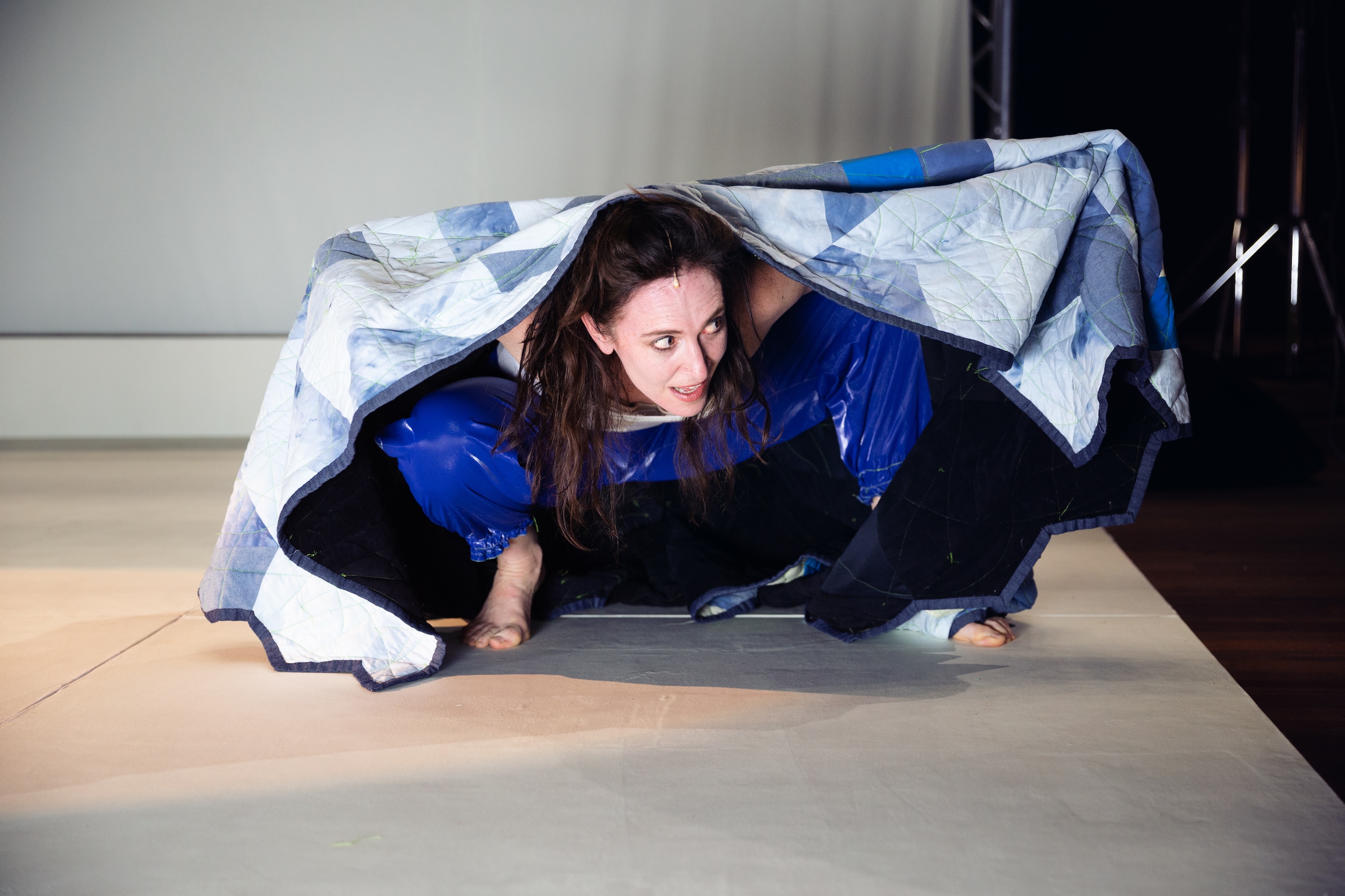 Buiten wordt in eenmansopera ‘Lullaby’ gedemonstreerd voor een betere ...