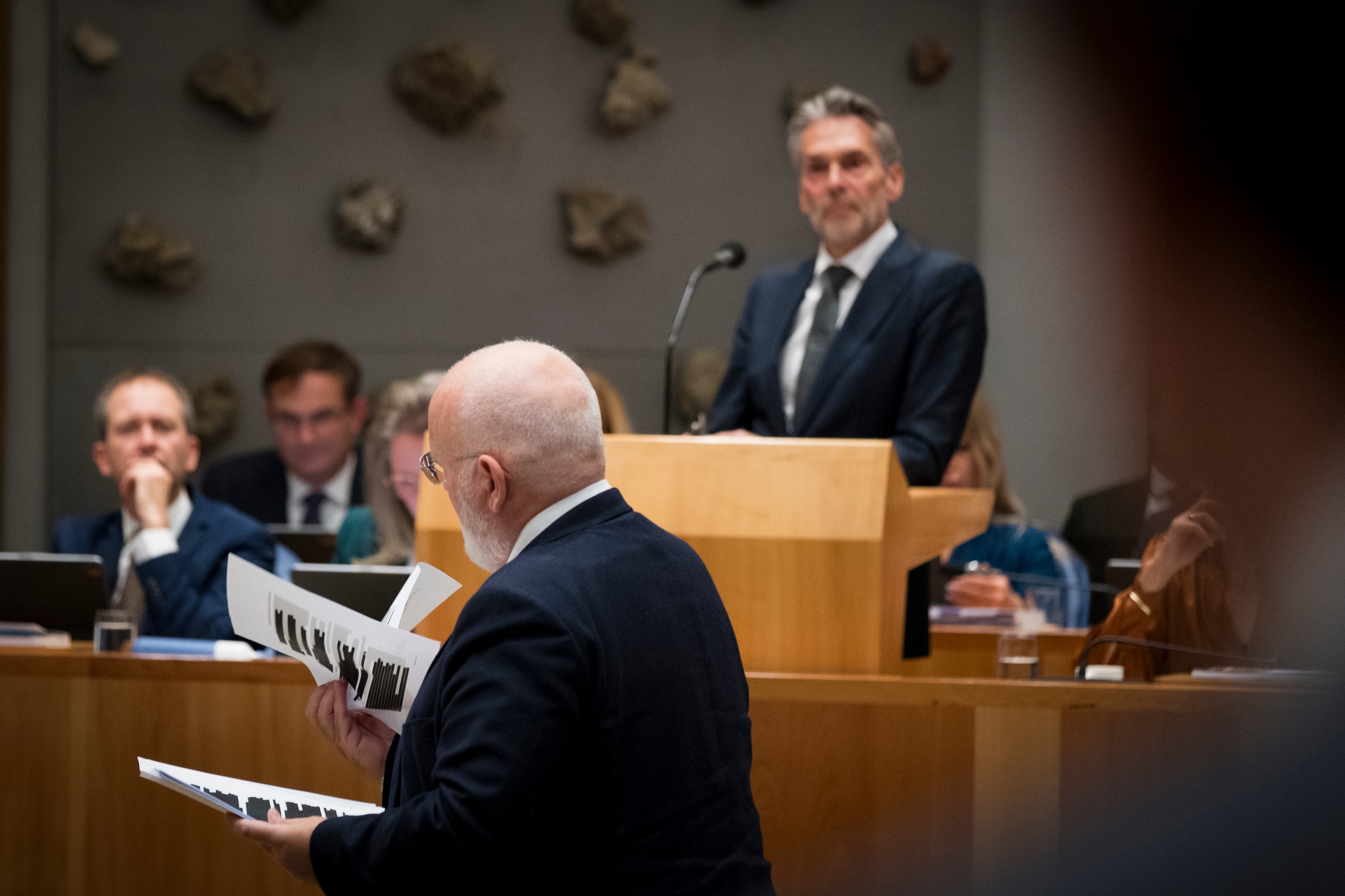 Live Algemene Beschouwingen: Van Vroonhoven (NSC) ‘heeft er hard hoofd in’ of asielnoodwet kan ...