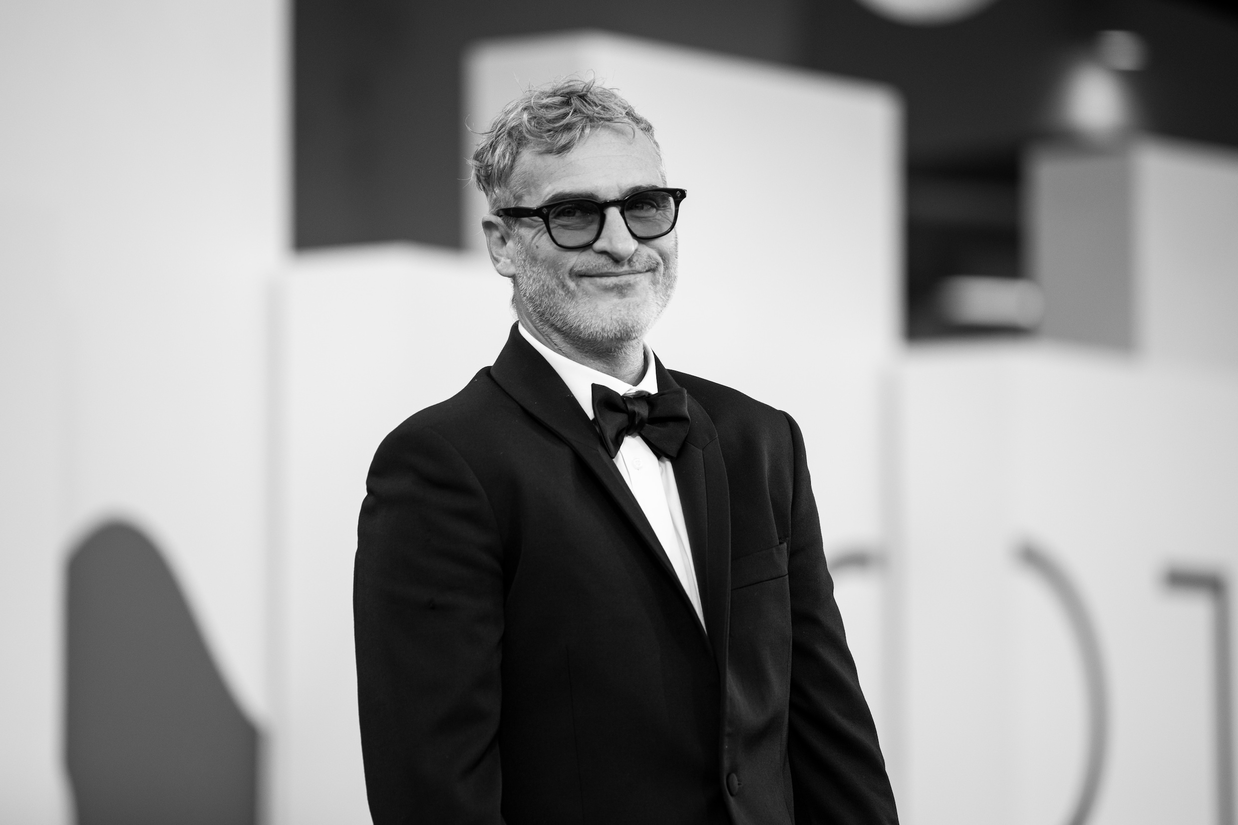 In de nieuwe ‘Joker’ drukt Joaquin Phoenix al zingend (mét Lady Gaga ...