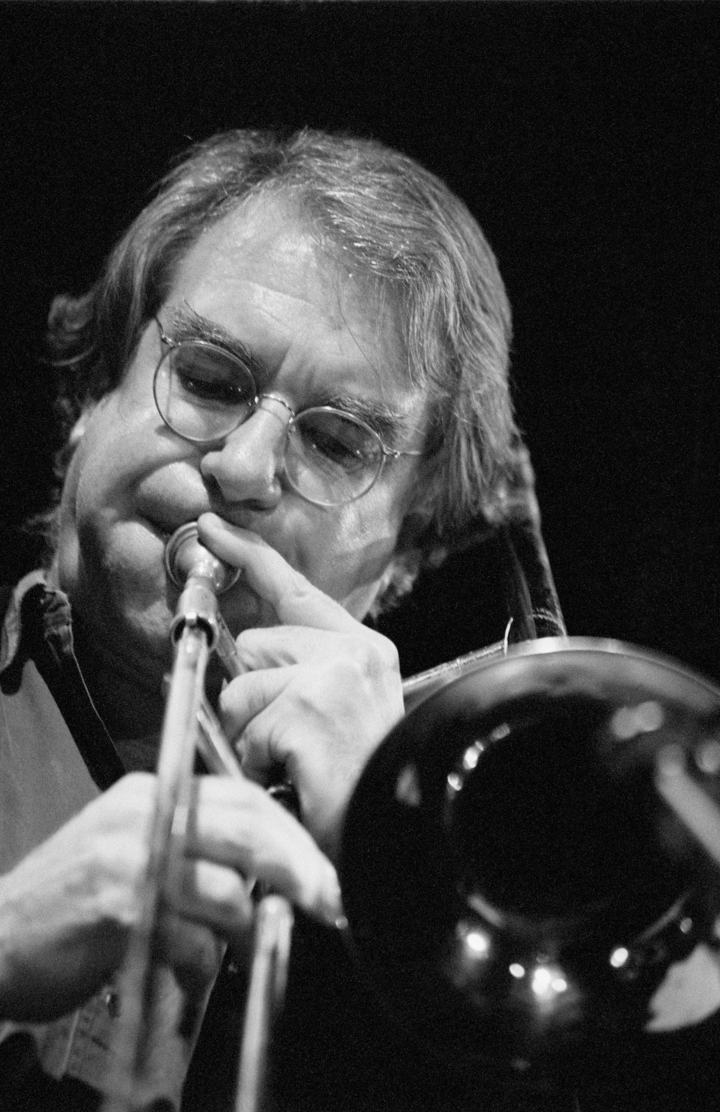 Jazz-componist Willem van Manen (1940-2024) was op én achter het podium ...