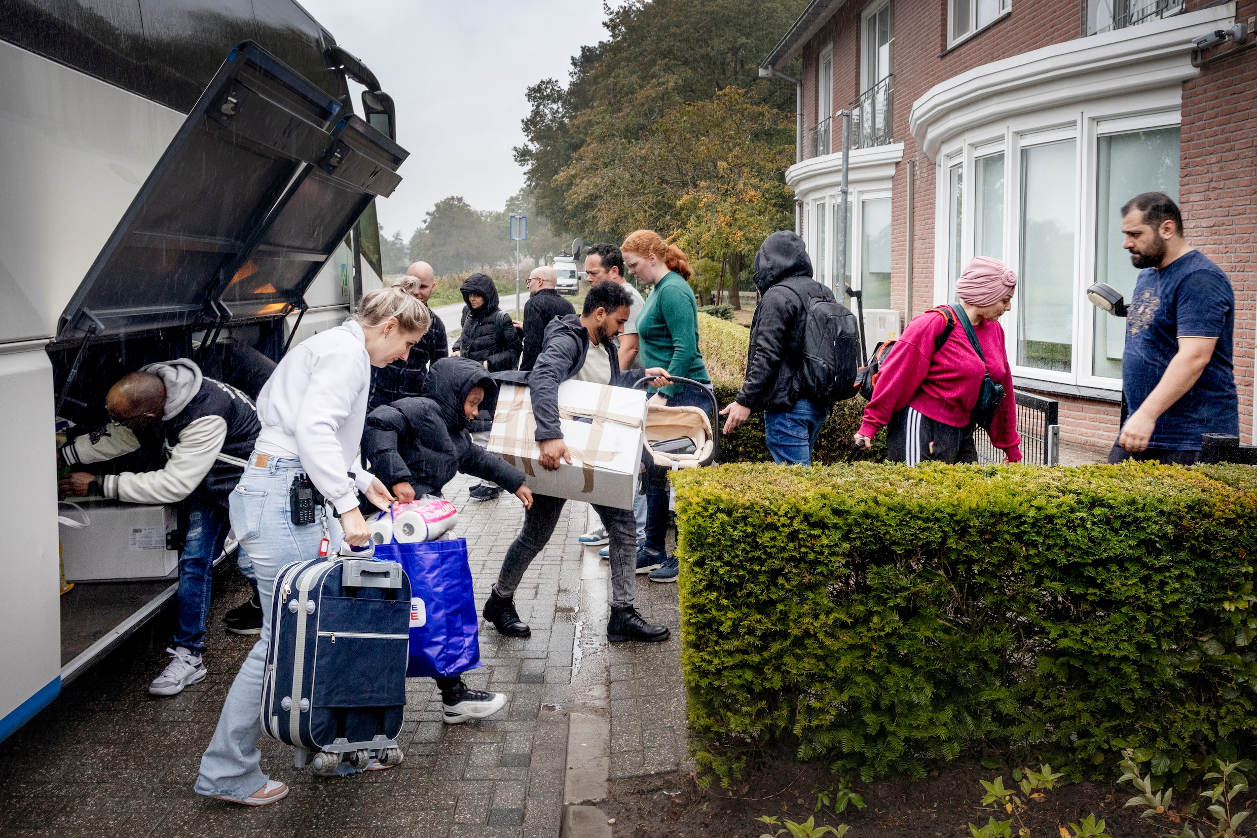 Veelbesproken azc Albergen eindelijk open: ‘Dit zijn we hier niet ...