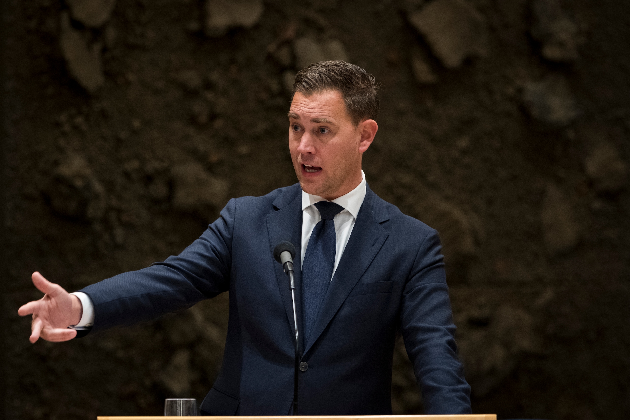 Minister Heinen haalt behendig de angel uit het debat door kritiek op zijn begroting te omarmen ...