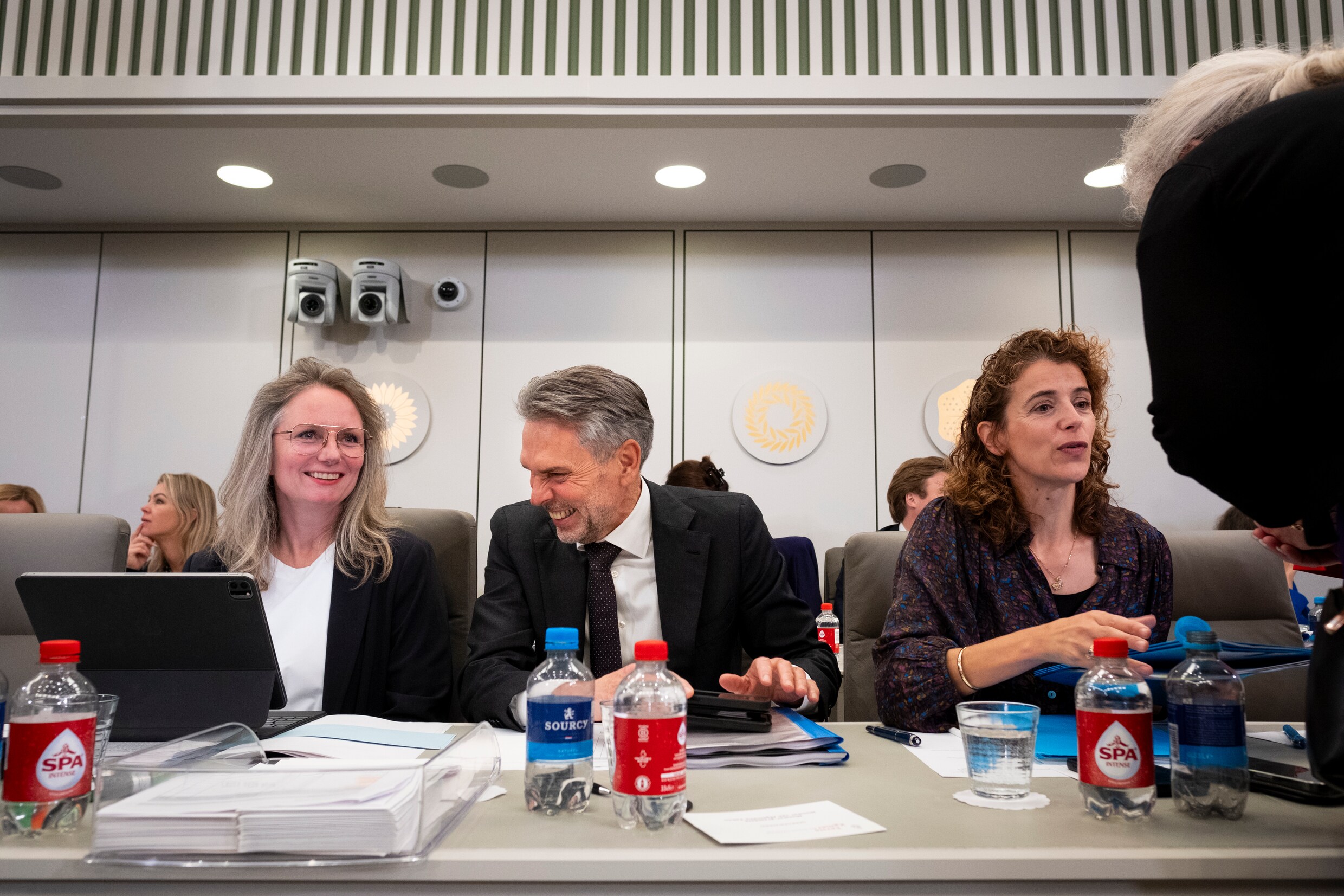 Premier Schoof kan ook in de Eerste Kamer niet ontkomen aan Wilders’ schaduw | de Volkskrant