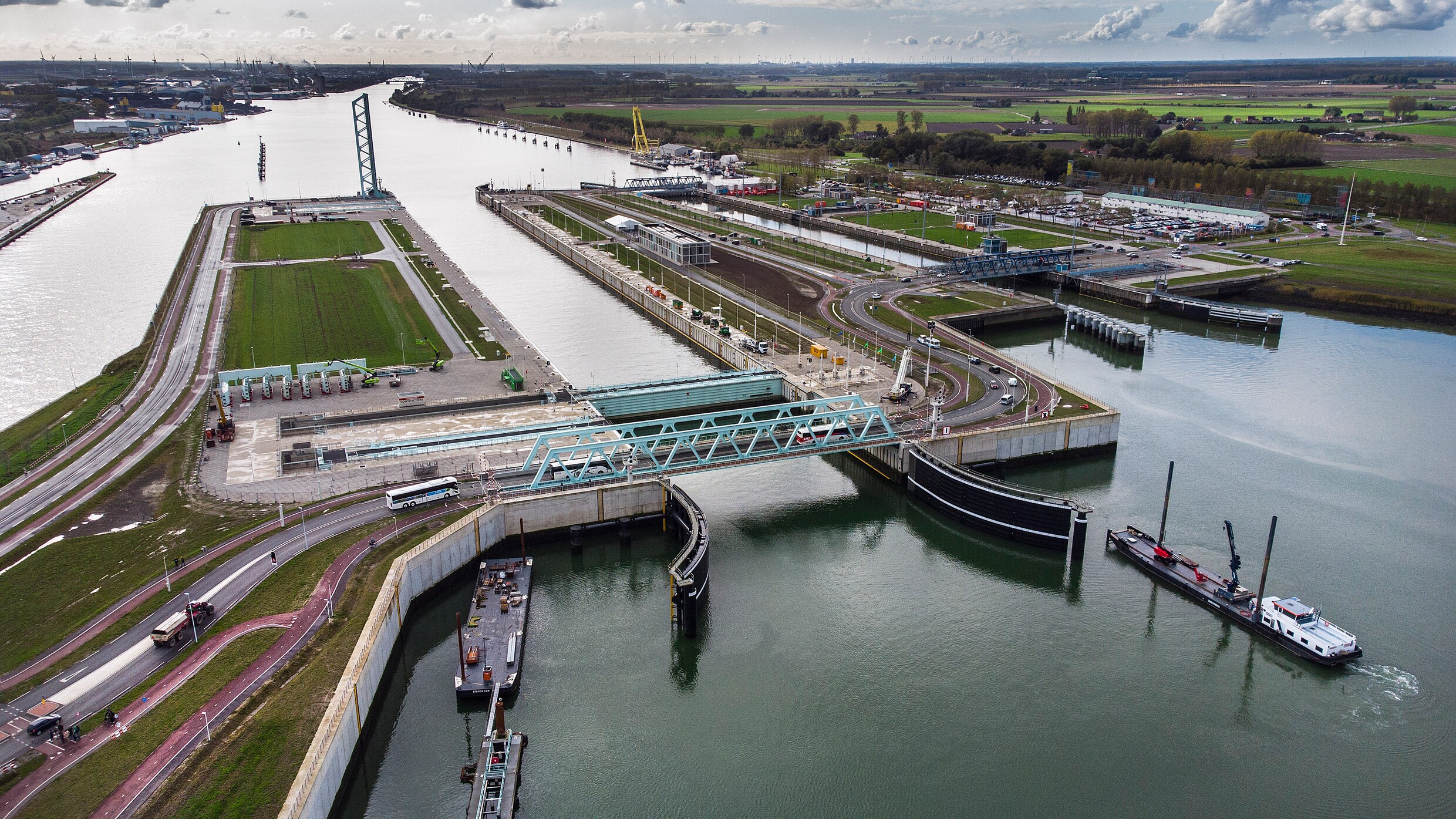 De nieuwe Sluis bij Terneuzen geeft ruimte aan een nog grotere vaart | de Volkskrant