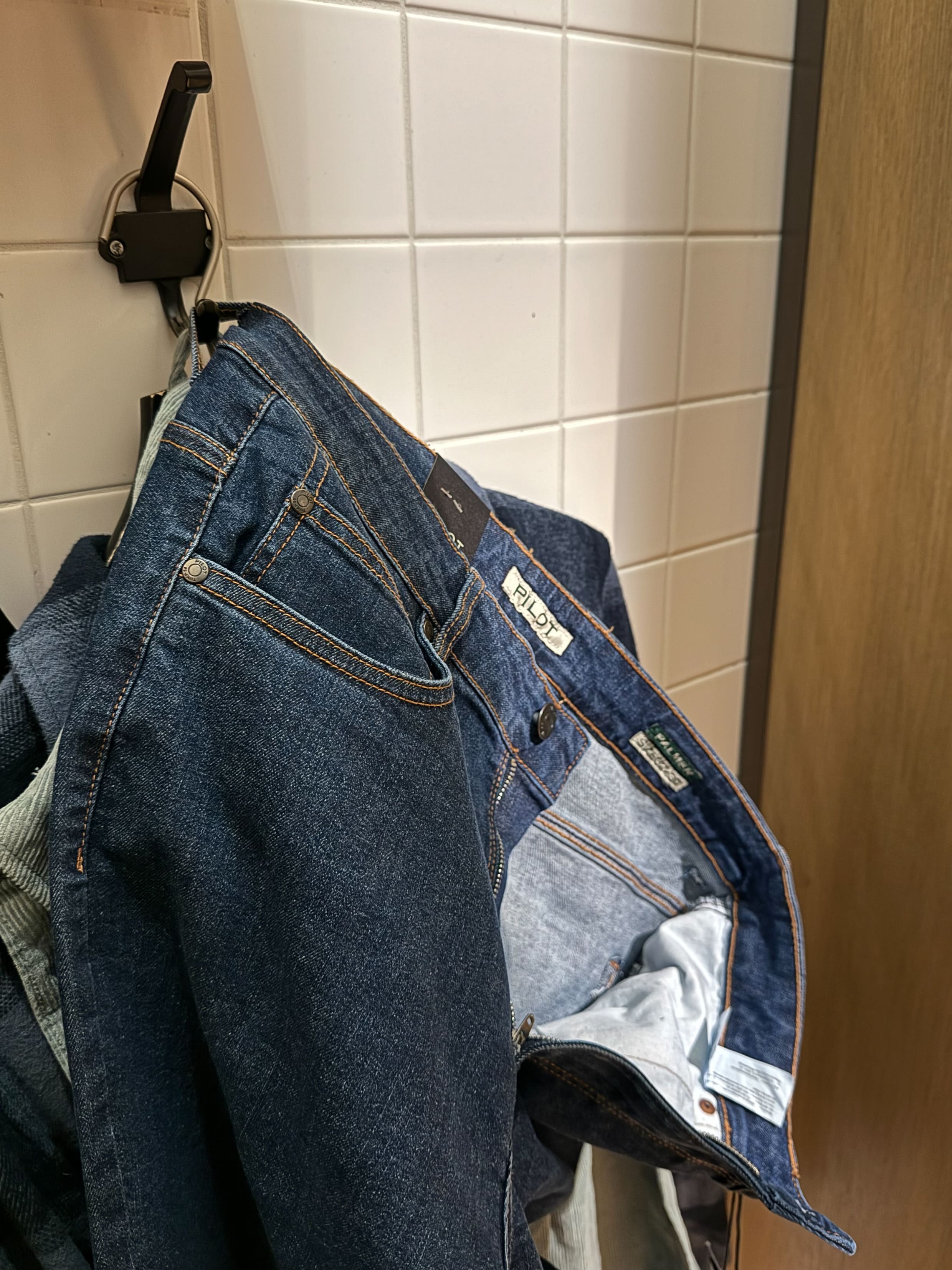 Bij de Jeans Centre in Zoetermeer vraag je je af: moet dit nog wel ...