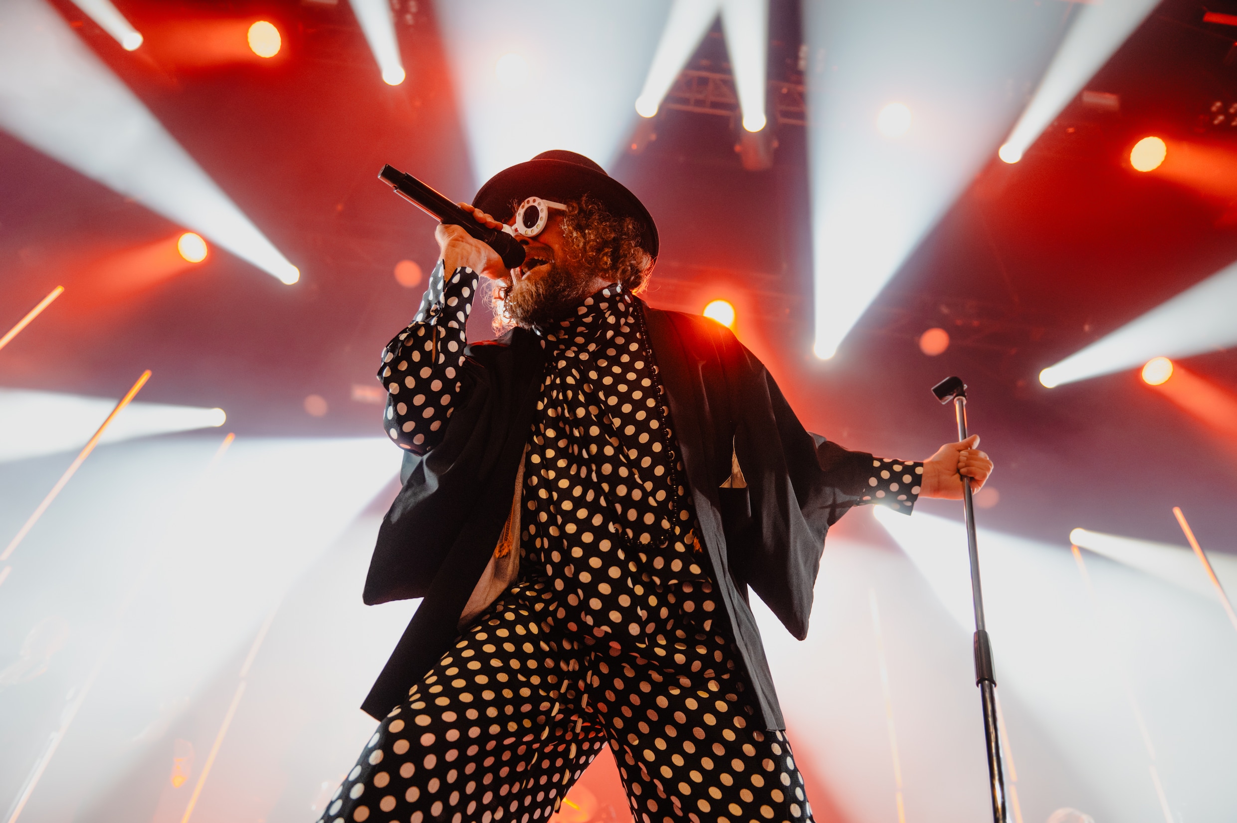 Di-rect speelt wederom hun succesformule: stevige stadionrock, met ...