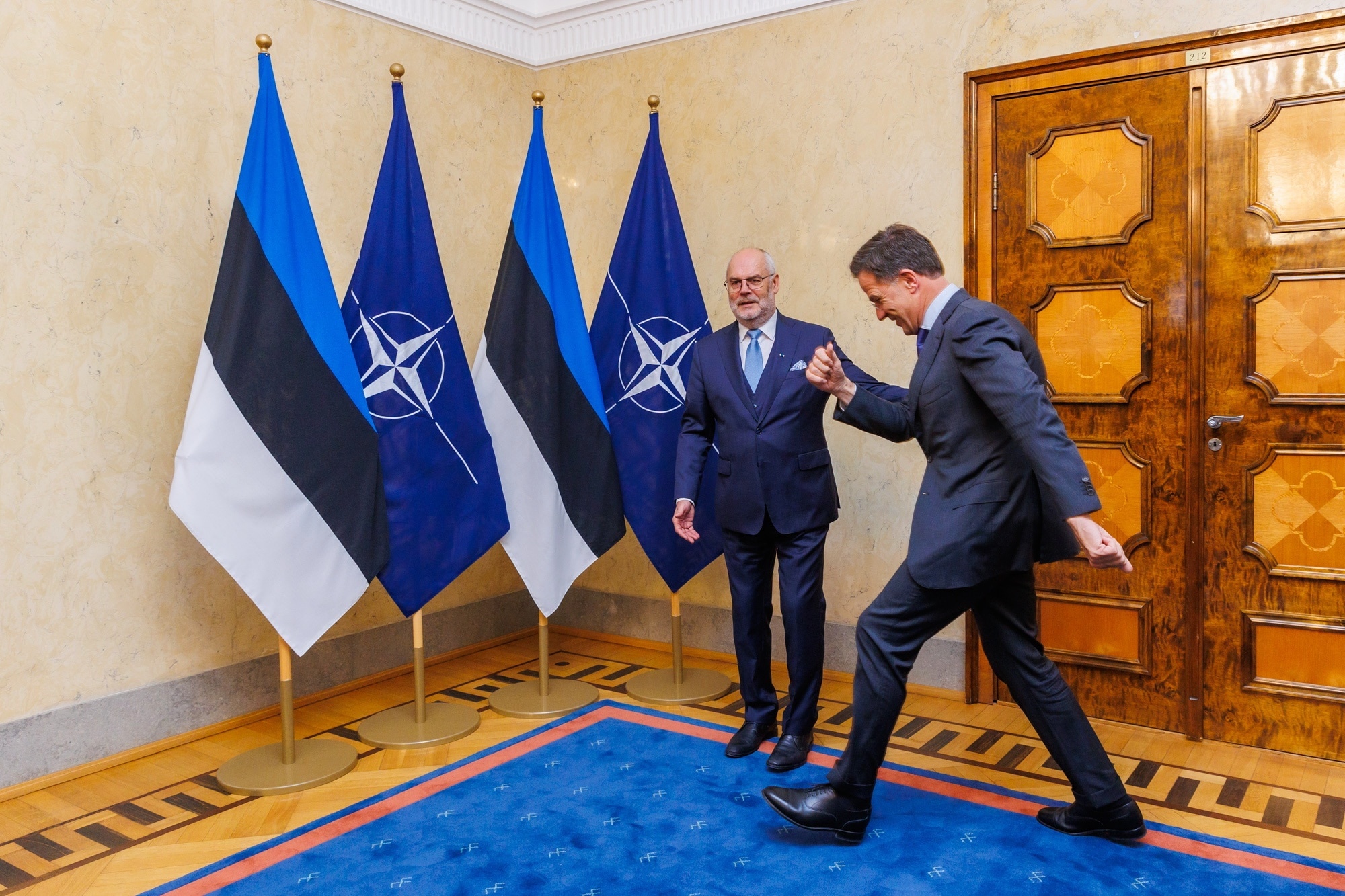 Er leek niet zoveel aan de hand met deze foto van Mark Rutte, maar het ...