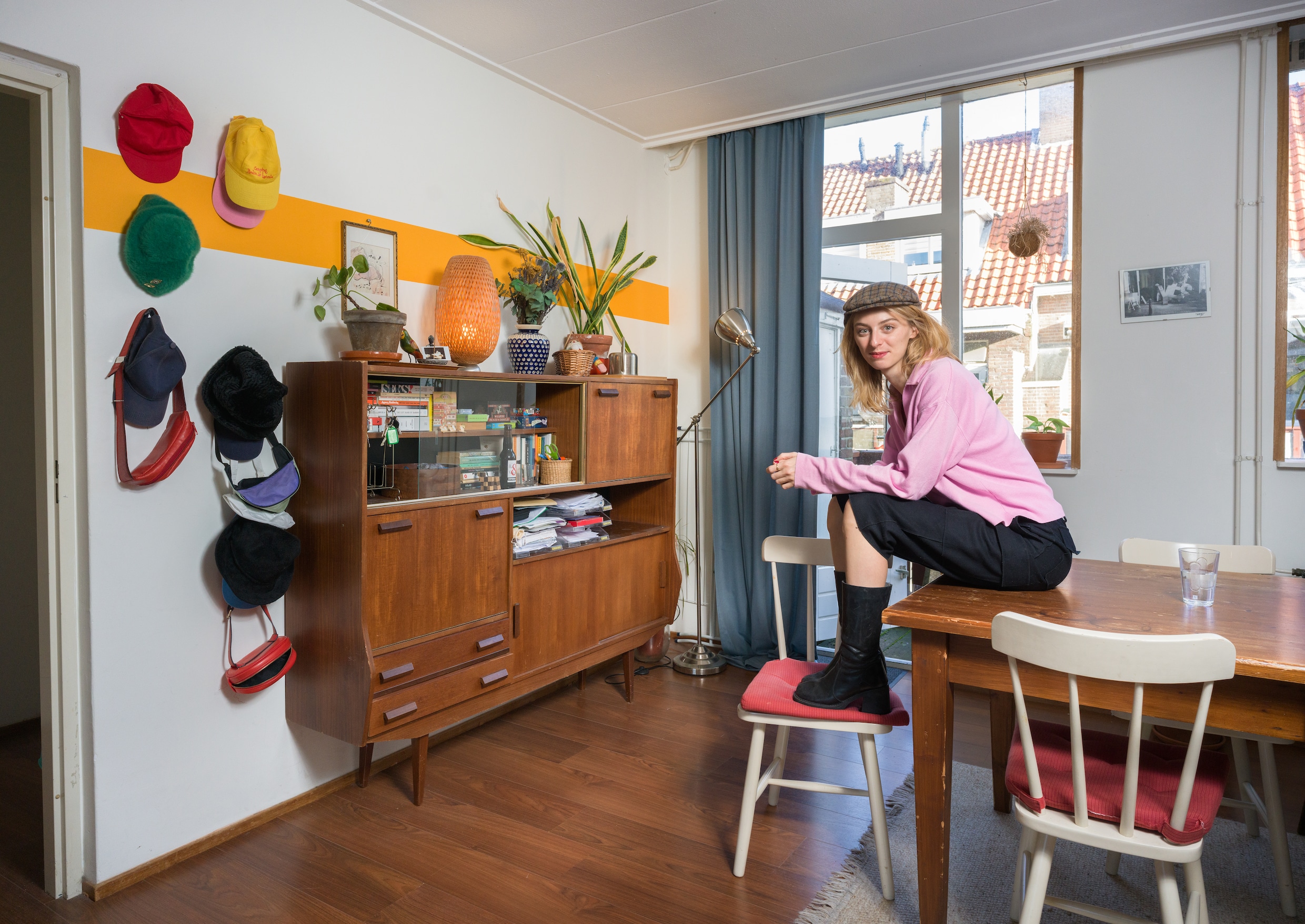 In het vacuüm van de treinreis Amsterdam-Berlijn vindt actrice Claire ...