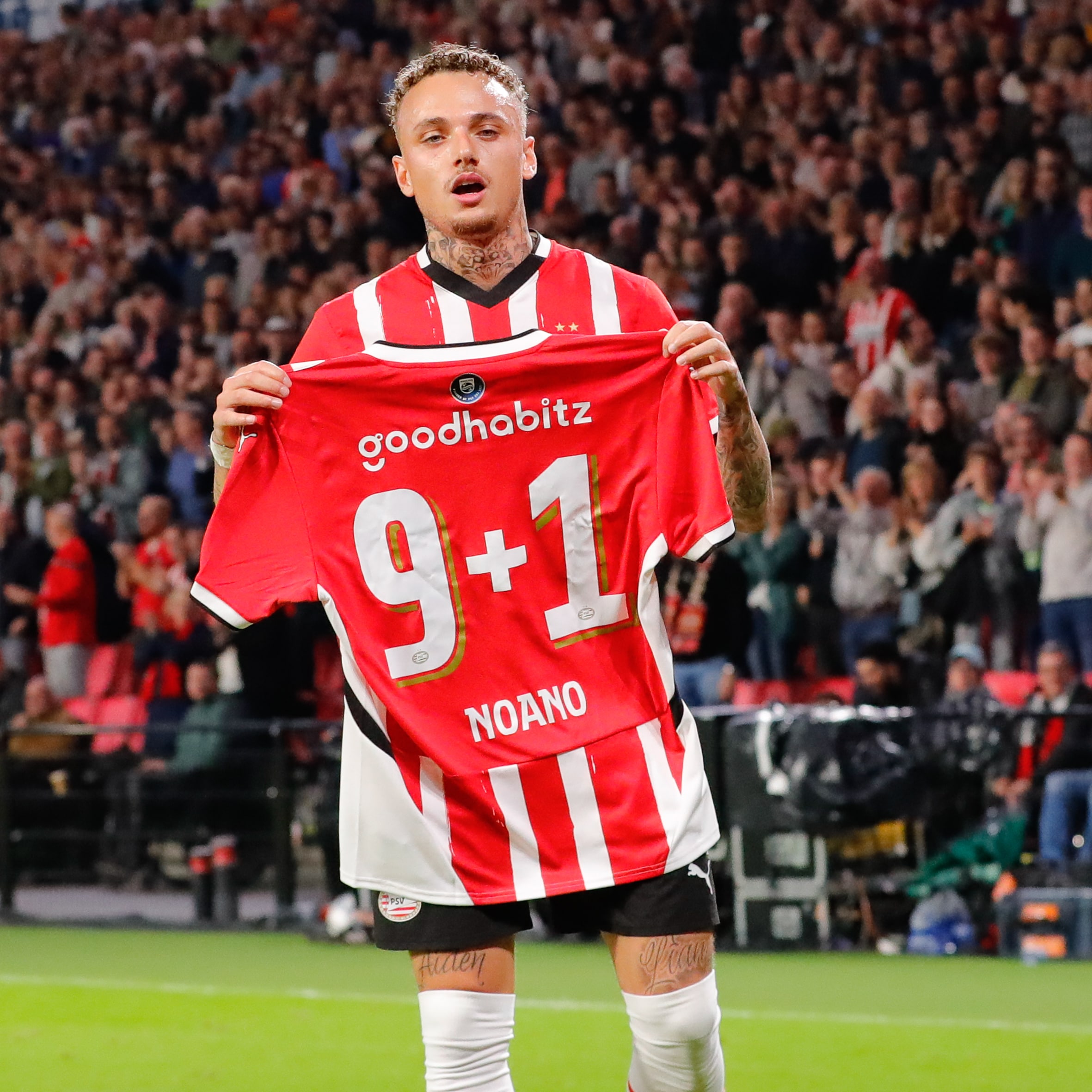 Promotie op het veld werpt vruchten af: Noa Lang tweede voetballer in de geschiedenis met nummer ...
