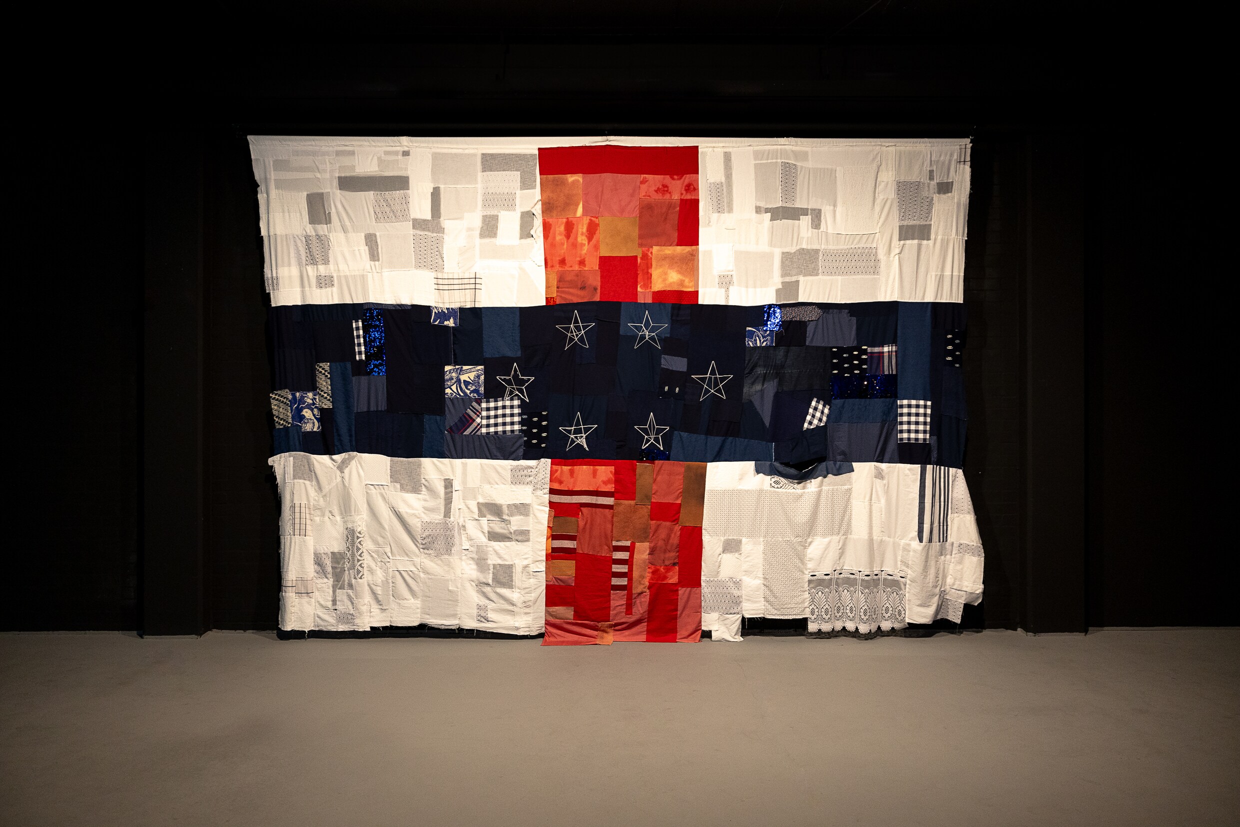 Hoe een niet meer bestaande vlag als warme deken om de Antilliaanse geschiedenis wordt geslagen ...