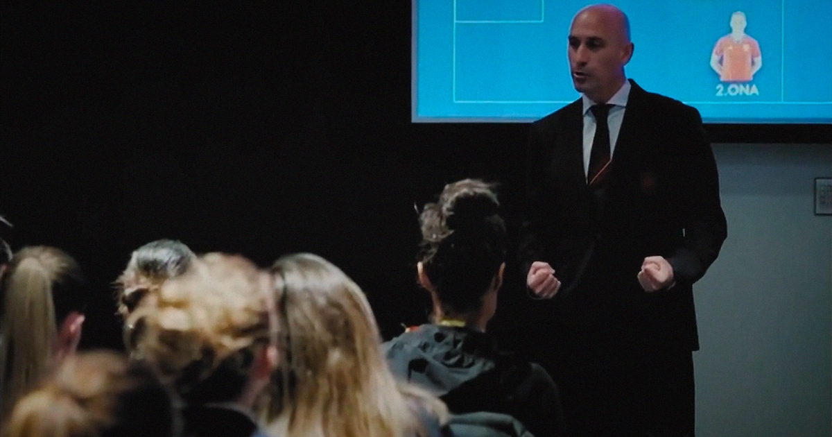 ‘#SeAcabó’ toont hoe de Spaanse voetbalsters duidelijk maakten dat die beruchte kus echt fout ...