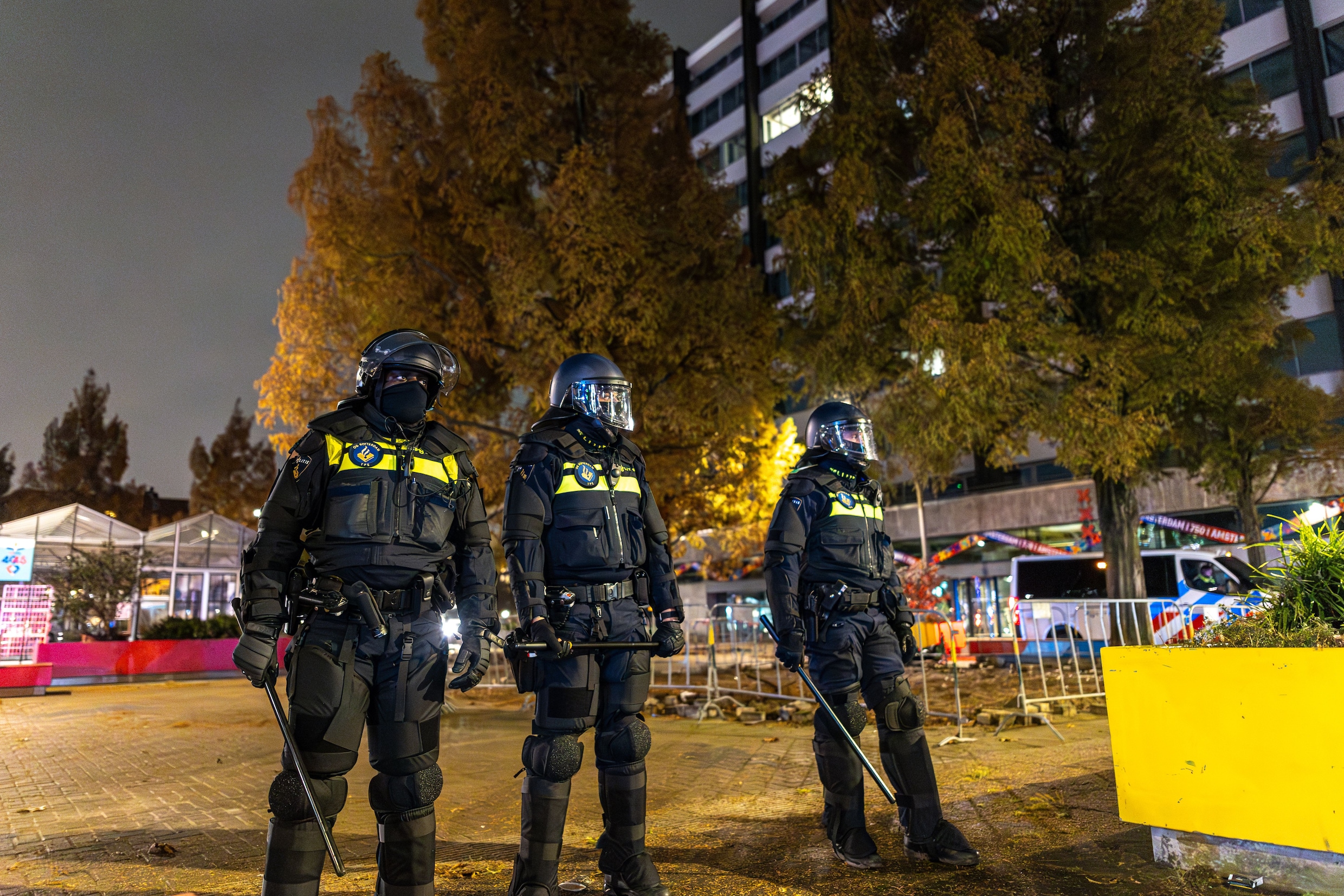Politie vreest herhaling van rellen in Amsterdam-West na oproep op ...