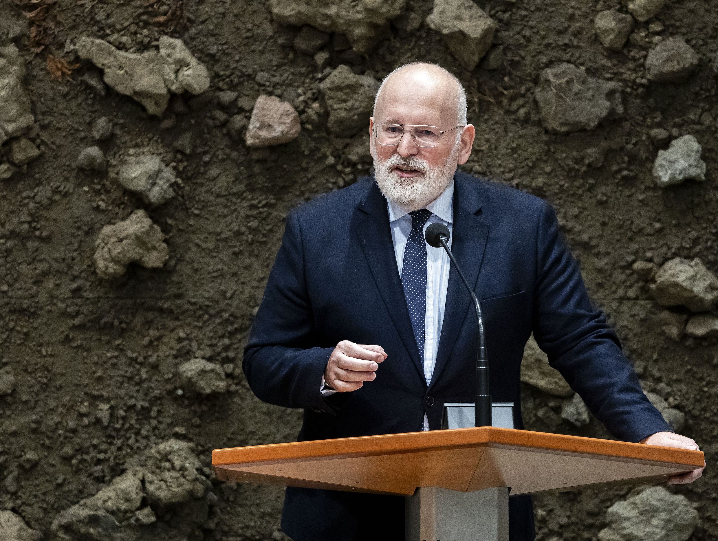 Lees hier het liveblog over het Kamerdebat over geweld in Amsterdam ...