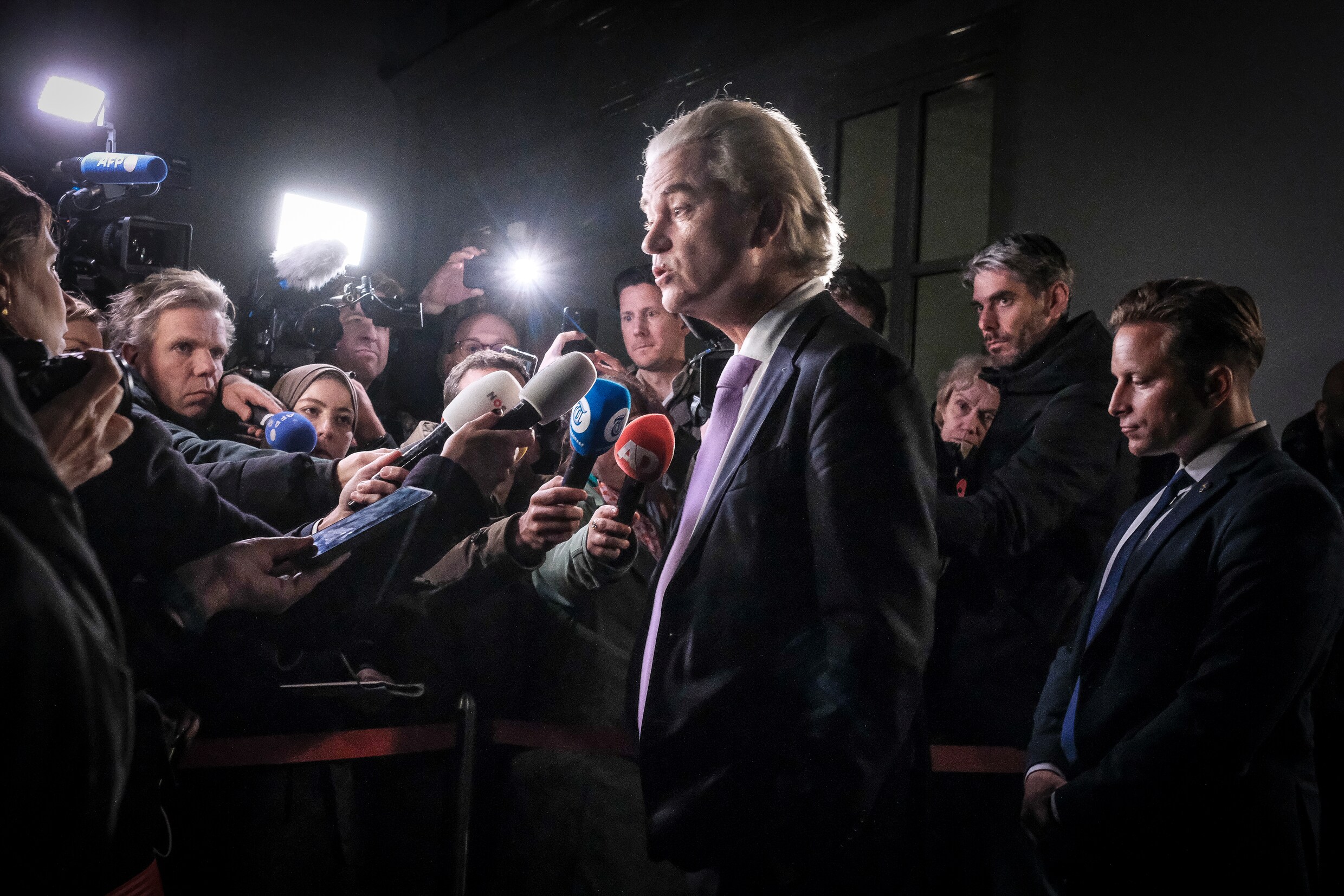 Het kabinet wil, zonder Achahbar, over tot de orde van de dag ...