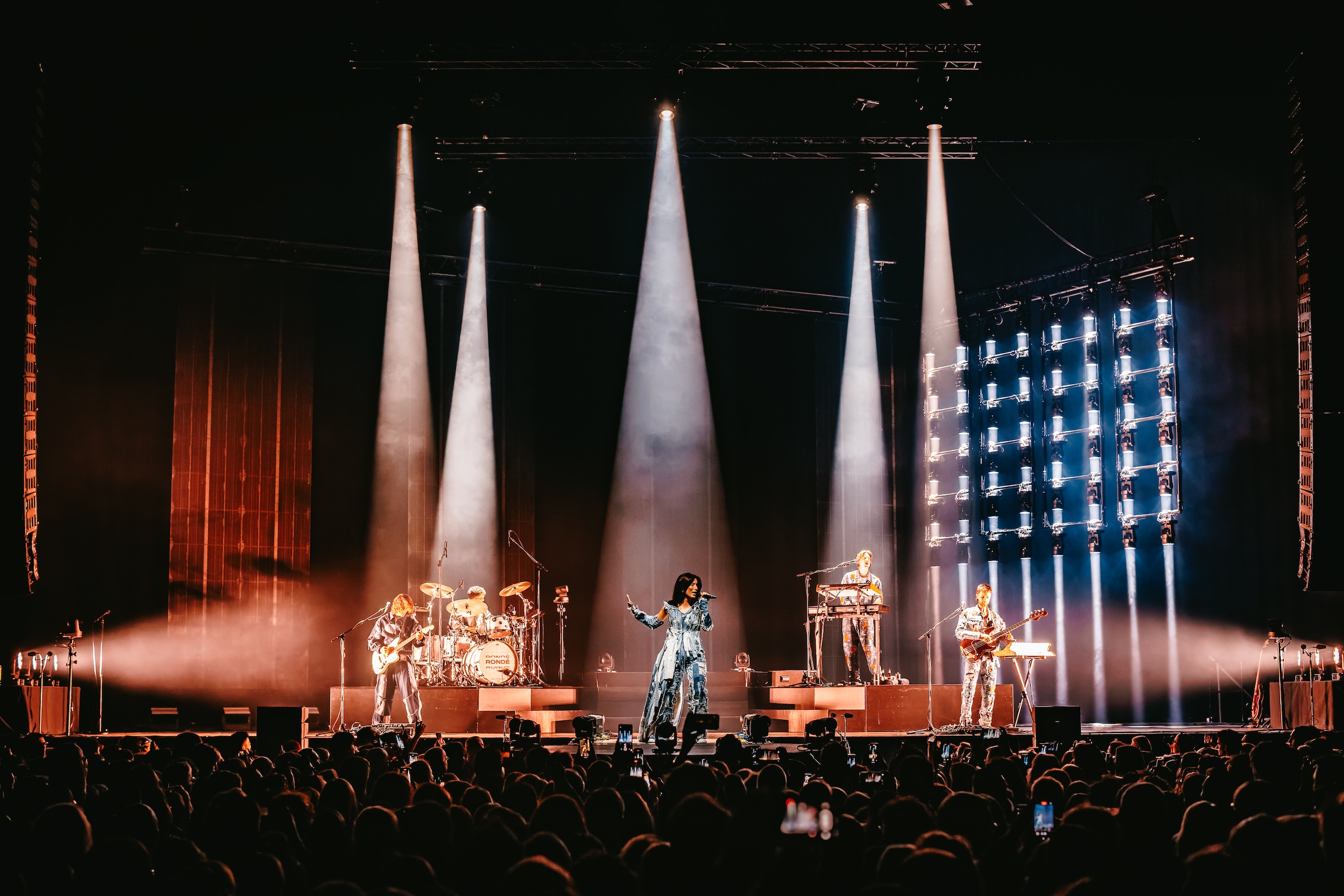 Rondé viert zichzelf in de Afas Live met een feest vol hits, die hoe dan ook vrolijk stemmen ...