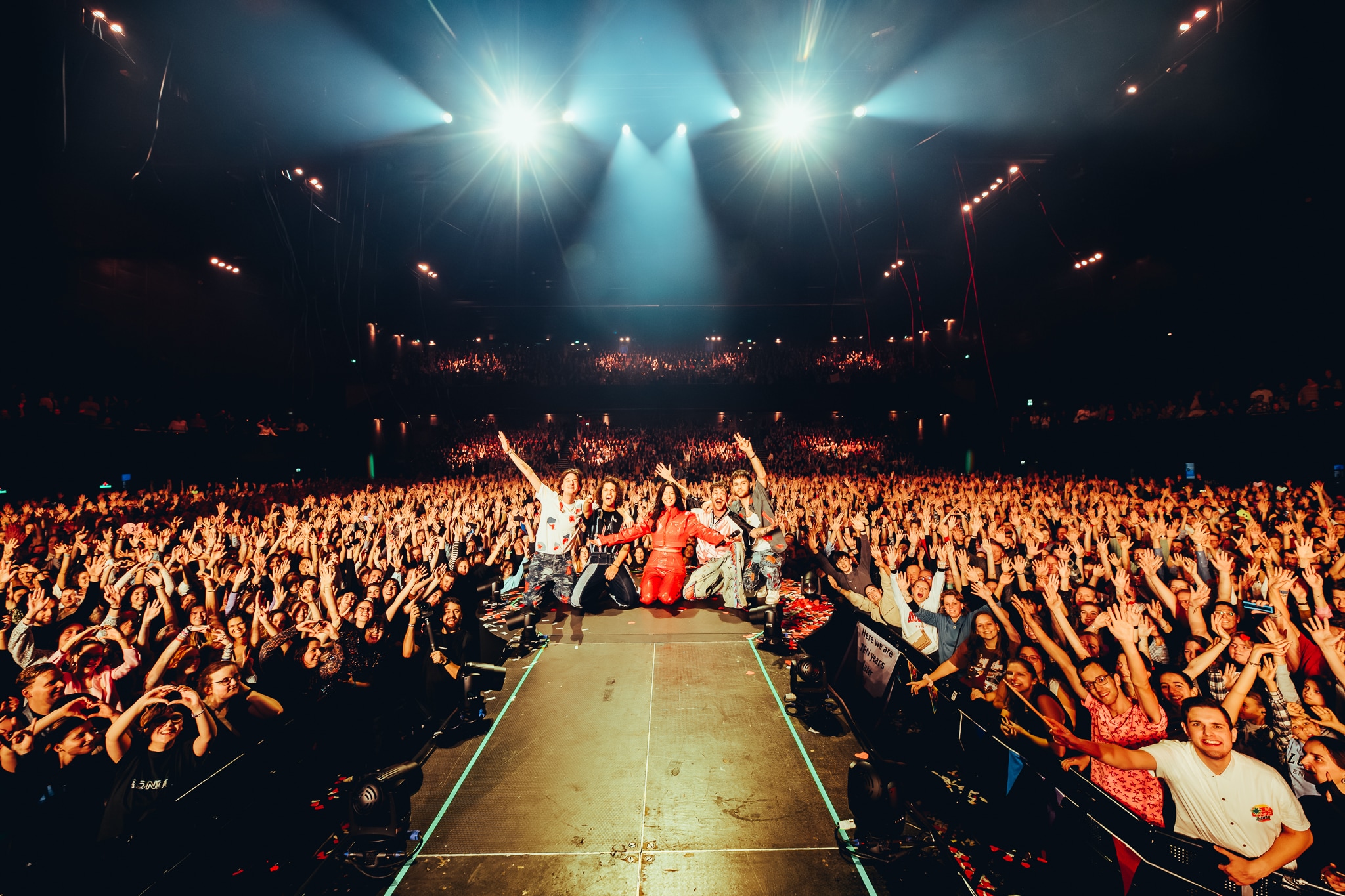 Rondé viert zichzelf in de Afas Live met een feest vol hits, die hoe dan ook vrolijk stemmen ...