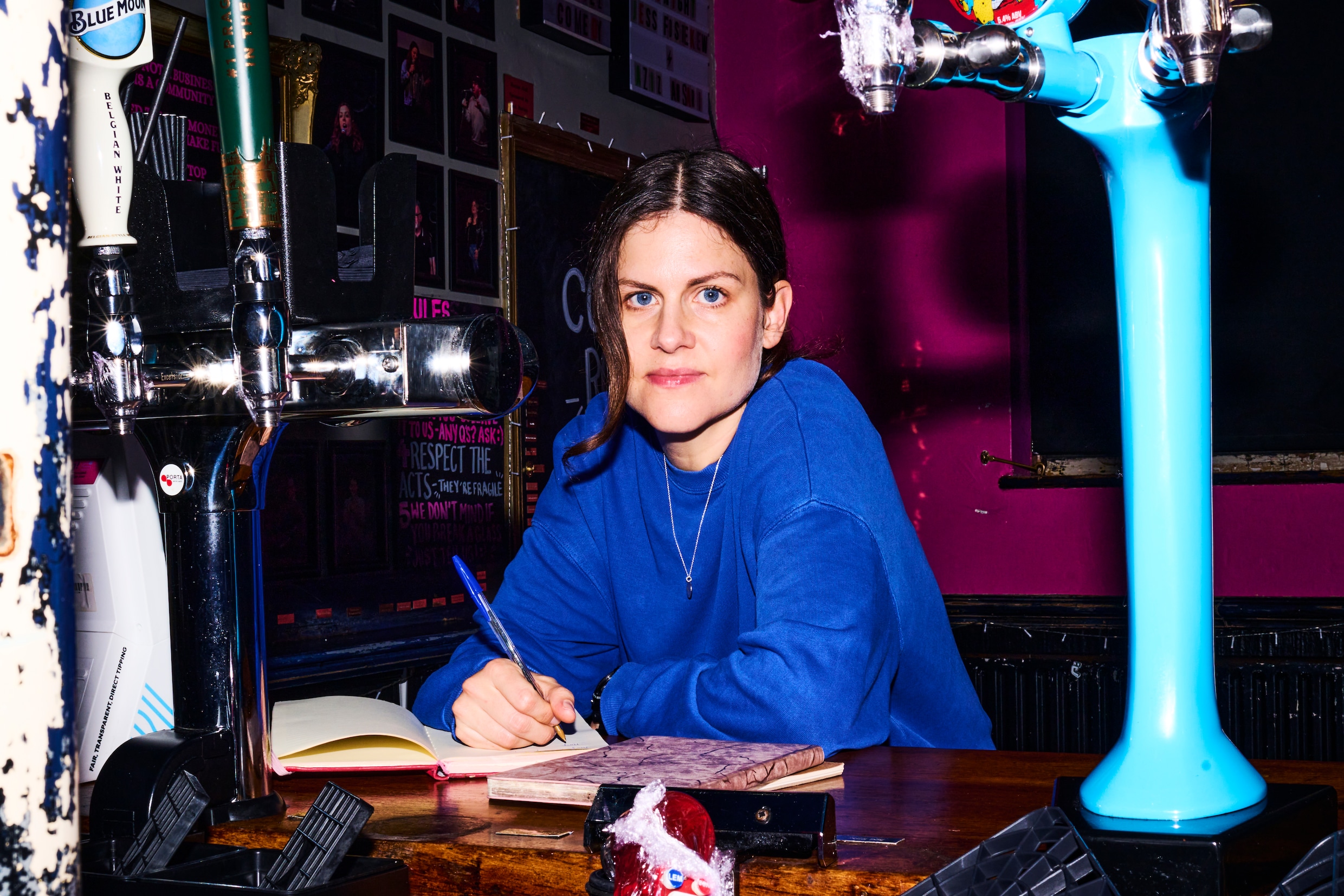 Hoe Micky Overman uit Almere de Londense comedyscene veroverde: ‘Comedy ...