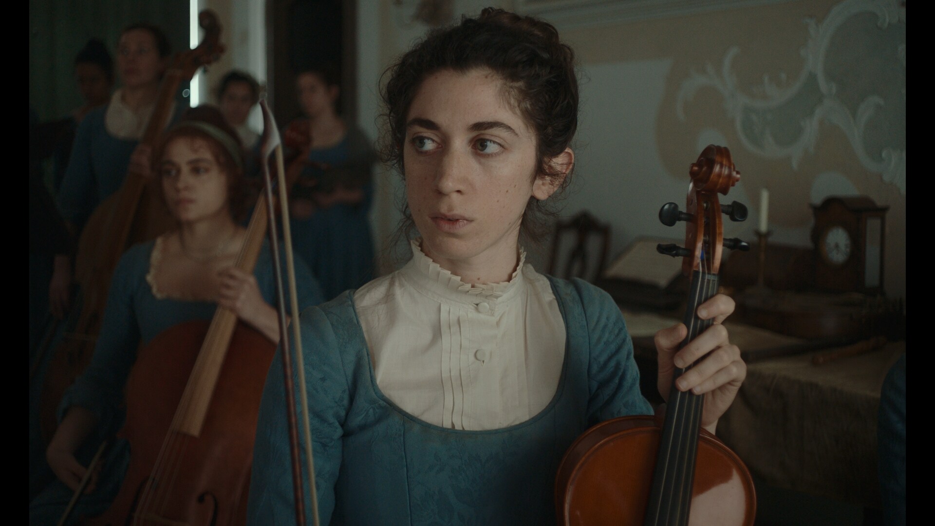 Het met clichés gevulde ‘Gloria!’ slaat te veel valse noten aan | de ...