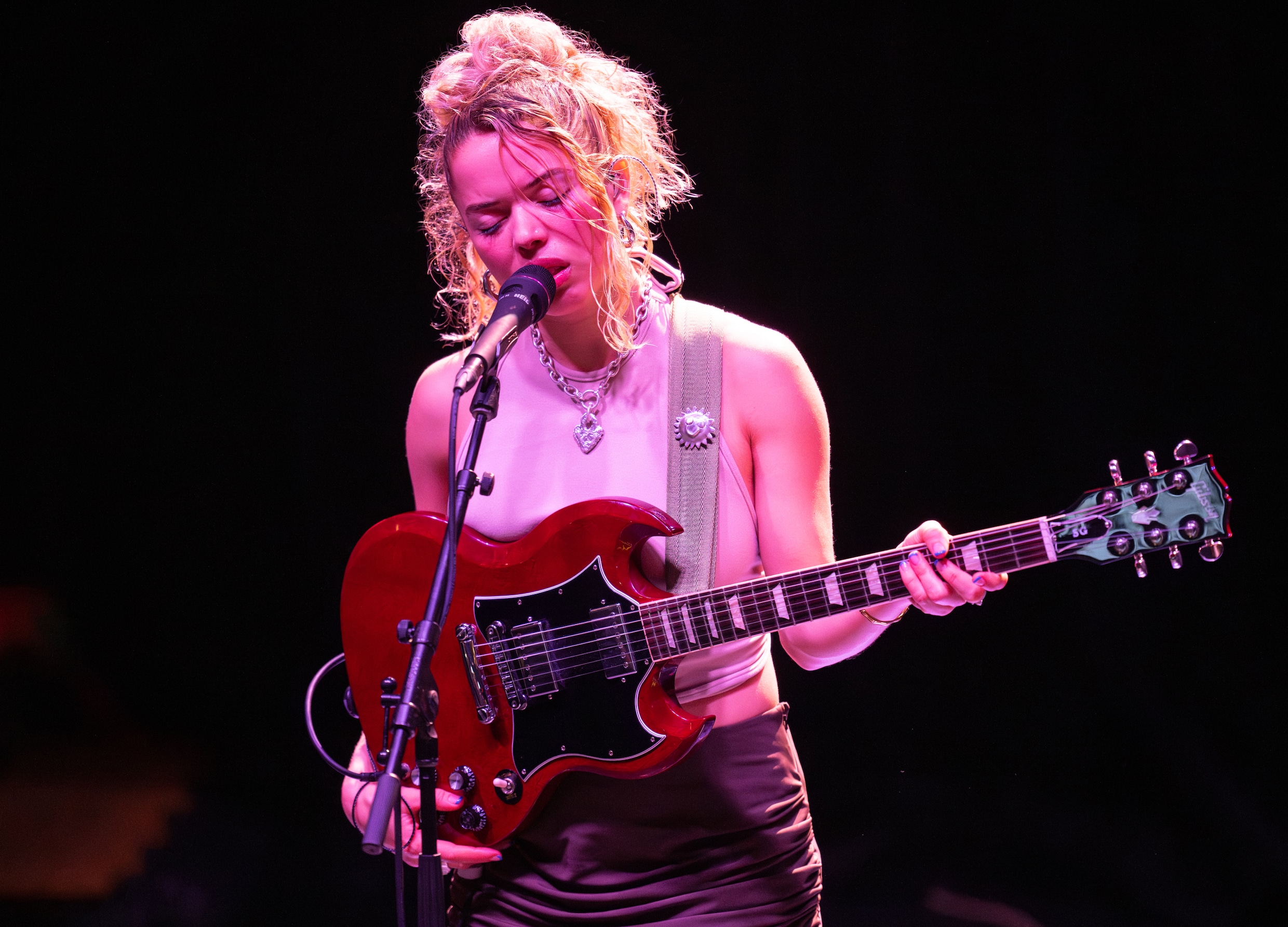 Eigenlijk past de Oude Zaal van de Melkweg niet bij iemand met de grote ...