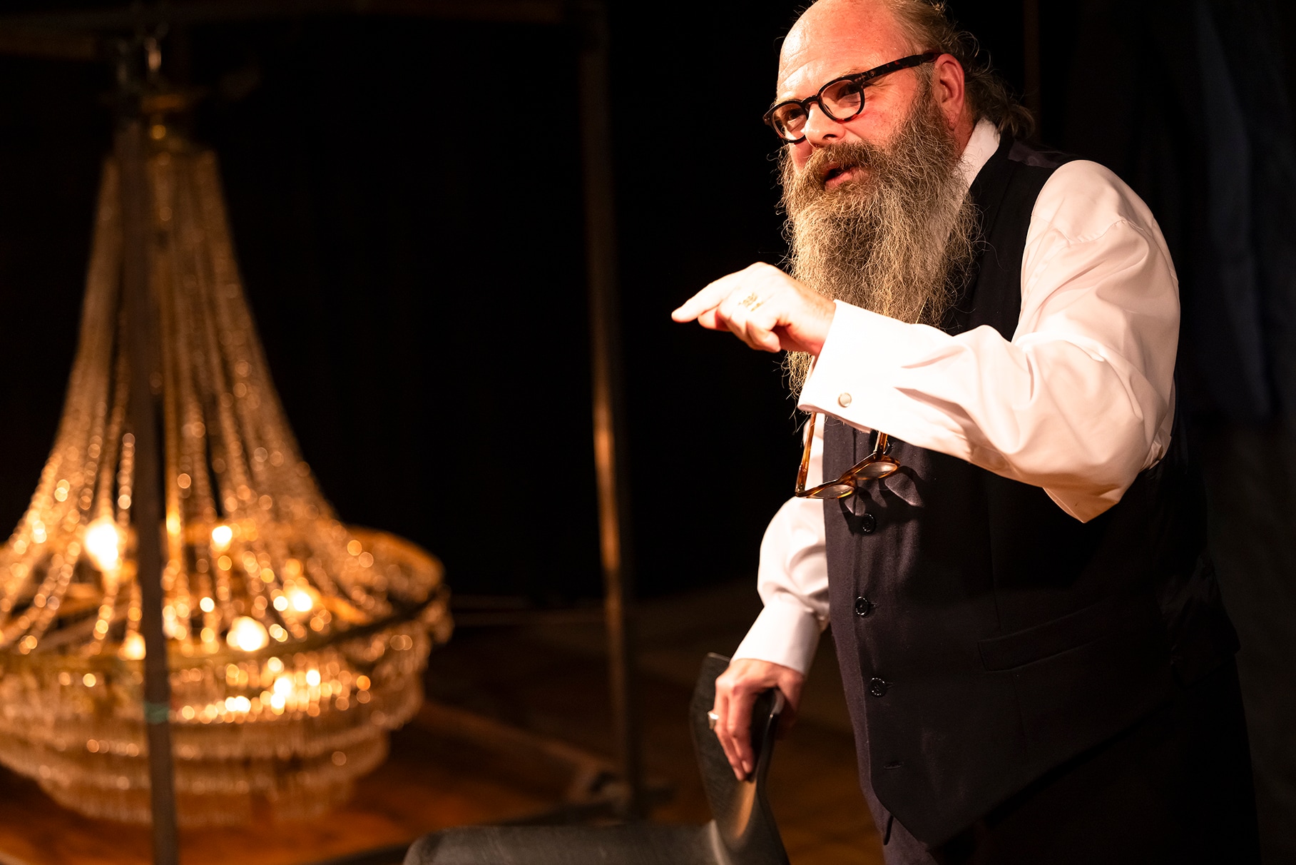 Damiaan De Schrijver is een briljante keuze voor theaterstuk ‘Schopenhauer’ | de Volkskrant