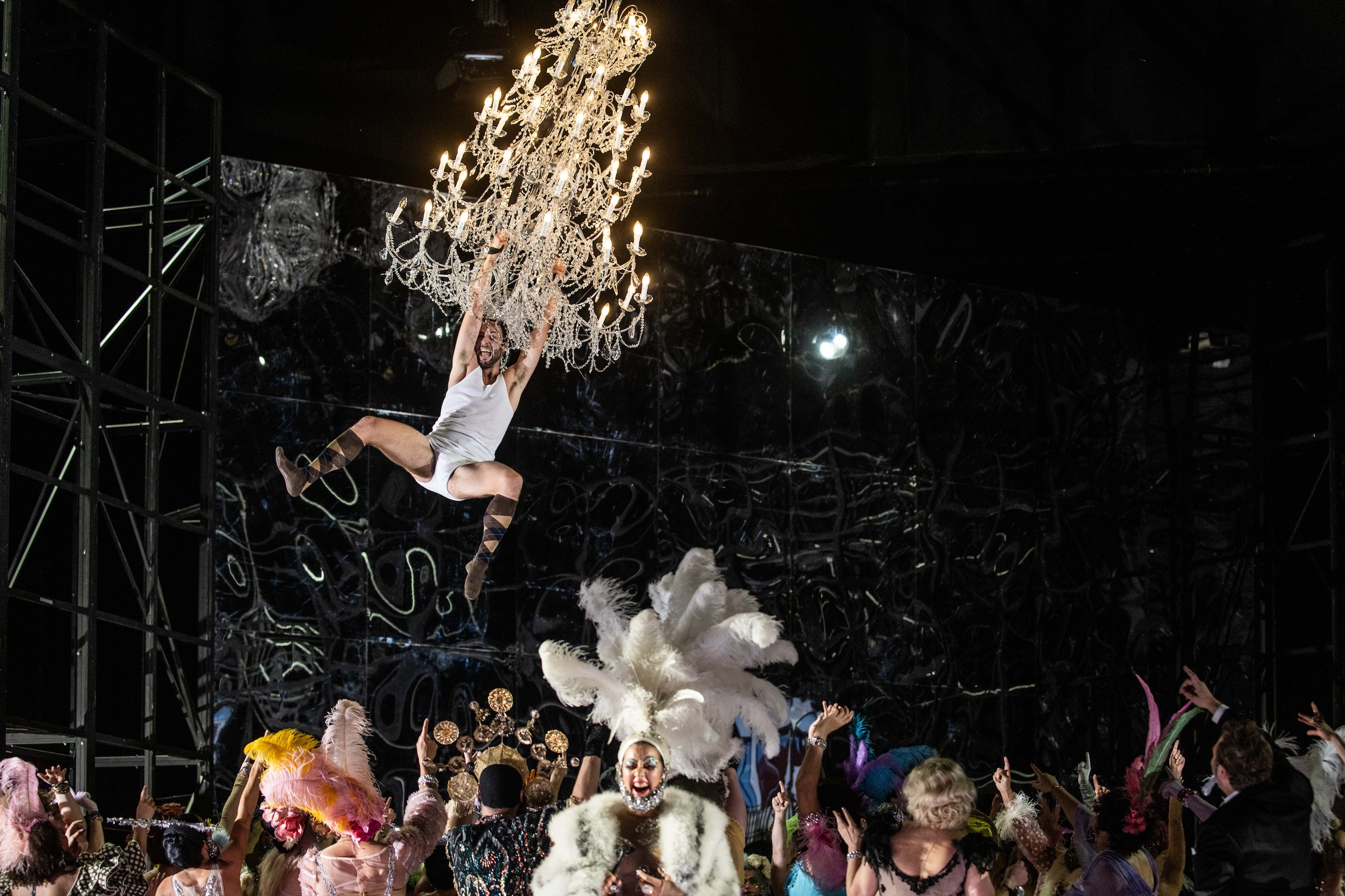 Glitters, gejakker en onderbroekenlol: ‘Die Fledermaus’ heeft er ...