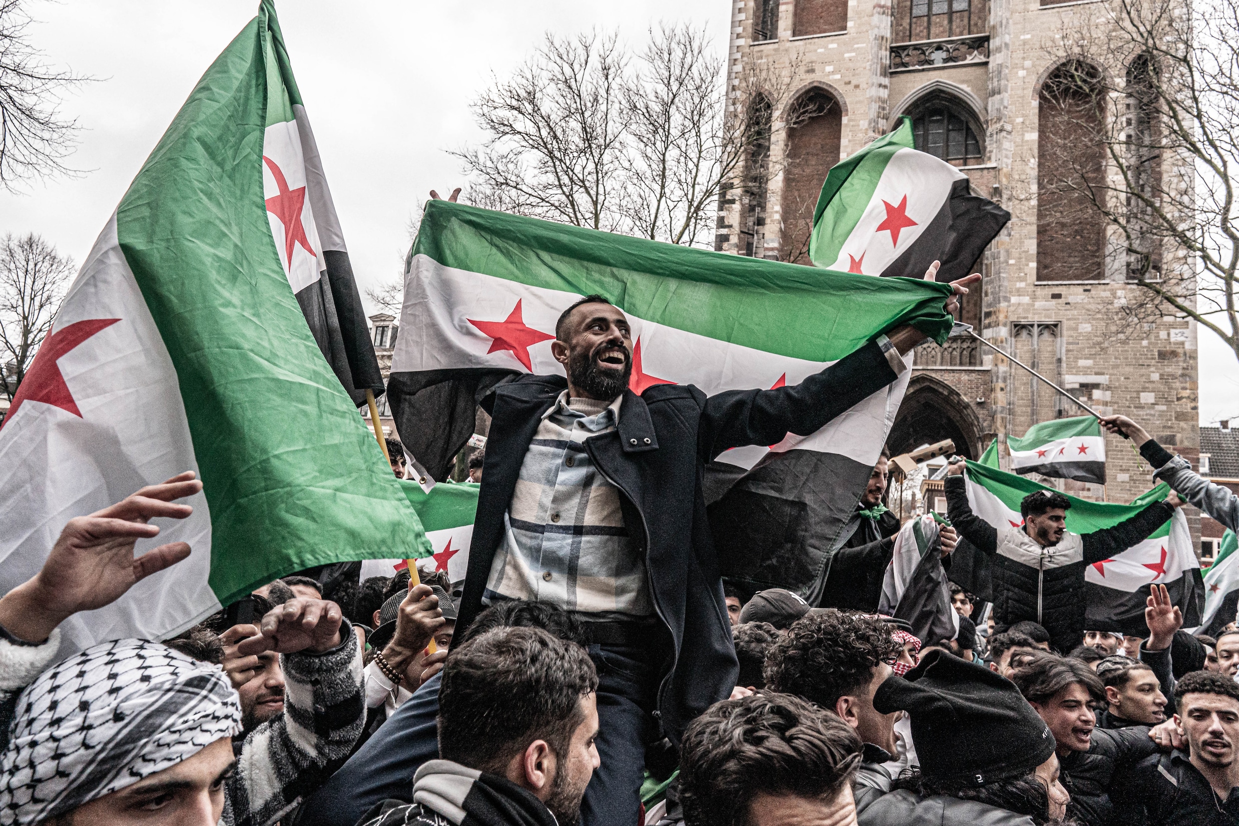 ‘Vrijheid’, scanderen de Syriërs op het Domplein in Utrecht: ‘Het voelt ...