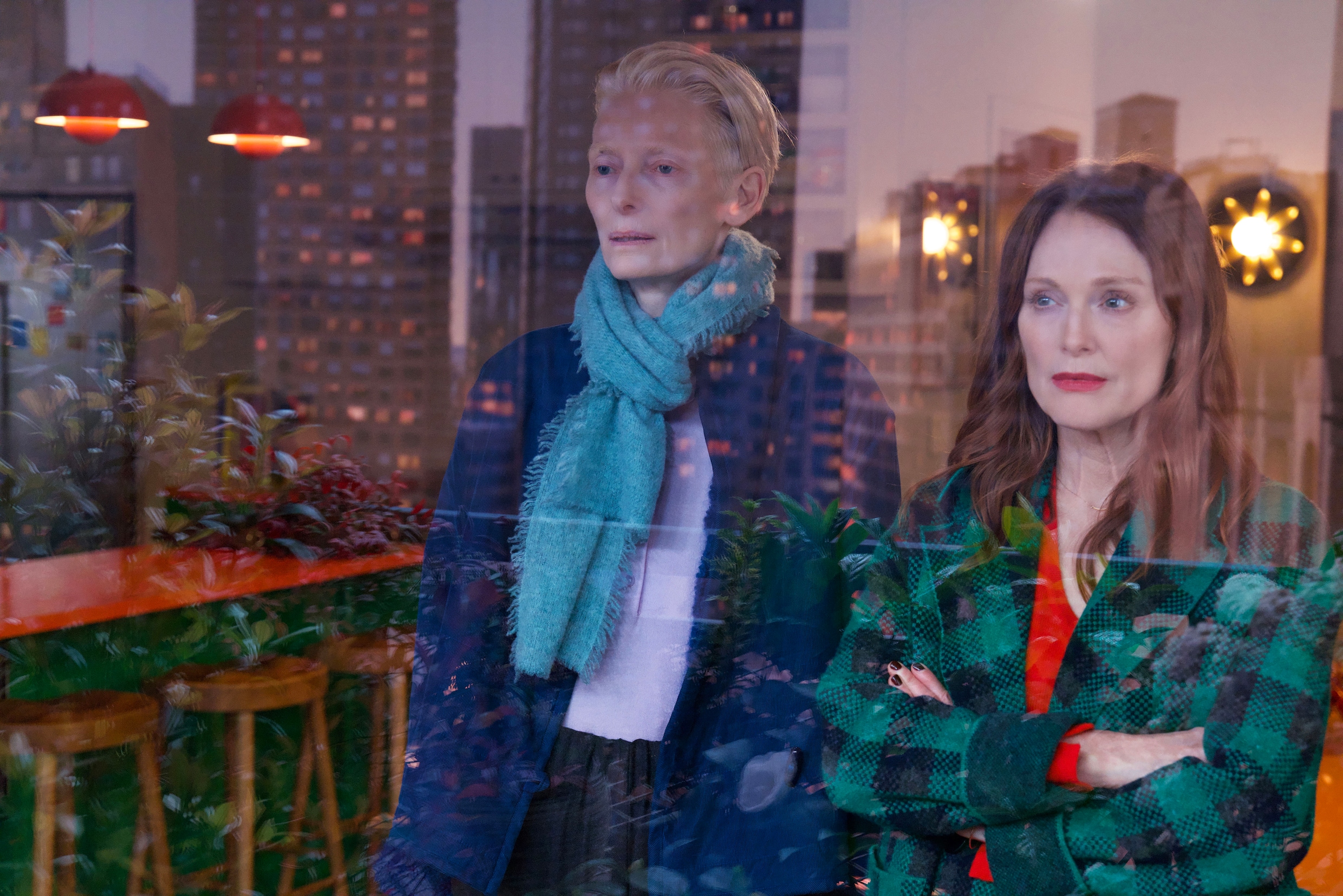 Acteerdiva’s Tilda Swinton en Julianne Moore schitteren in ‘The Room ...