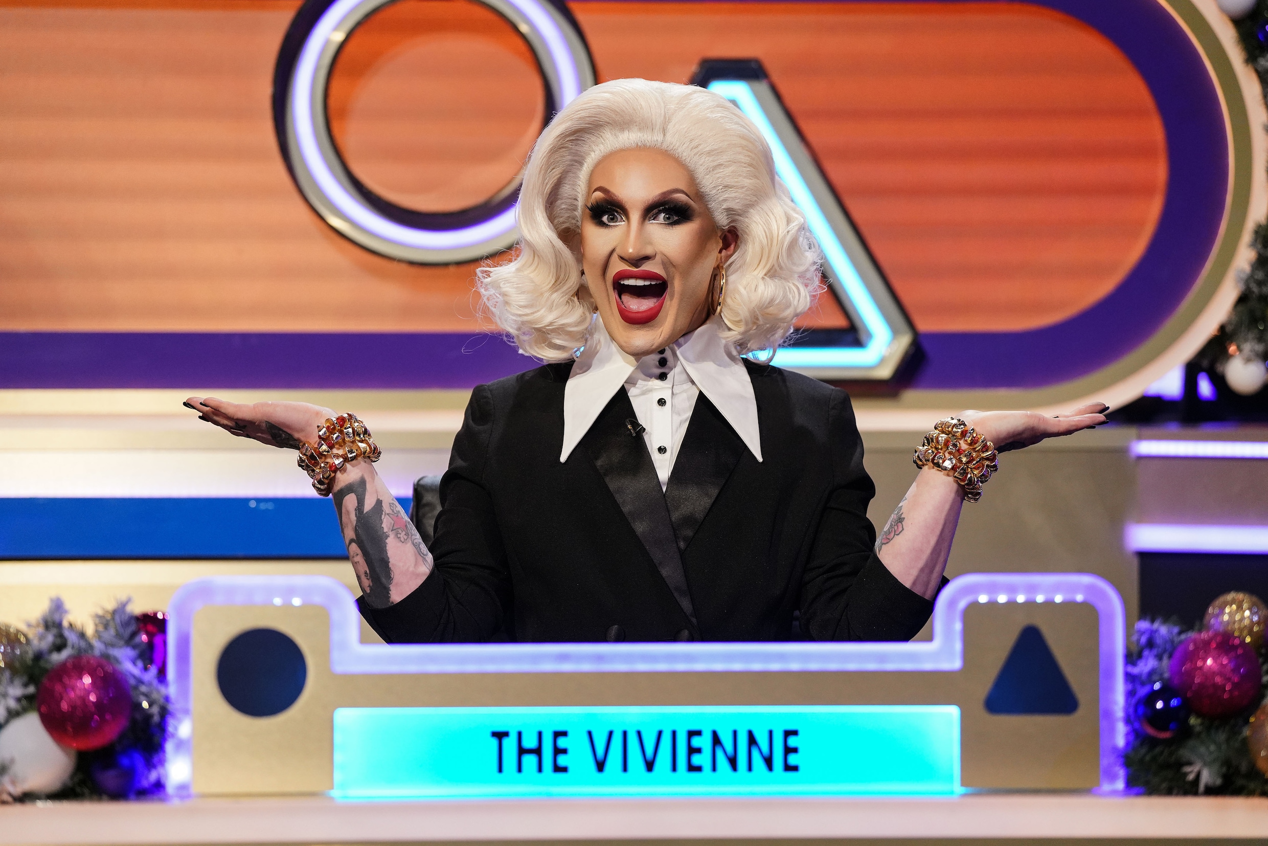 RuPaul's Drag Race UK-winnaar The Vivienne op 32-jarige leeftijd overleden | de Volkskrant