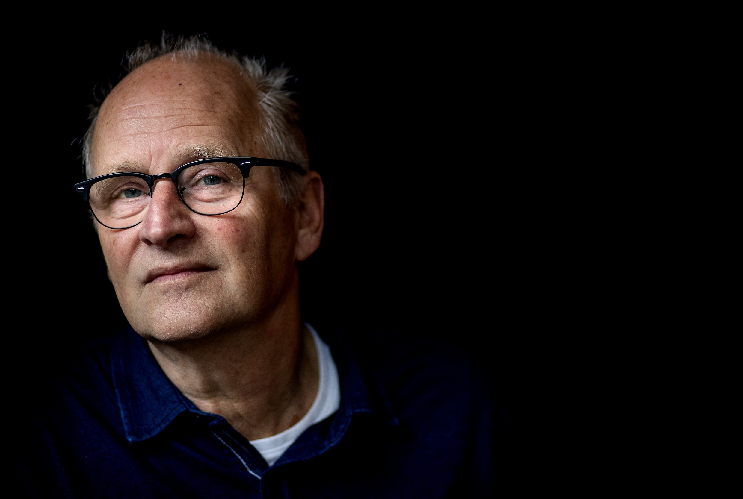 In ‘Luchtplaats’ trekt Herman Koch lekker van leer tegen alles wat ...