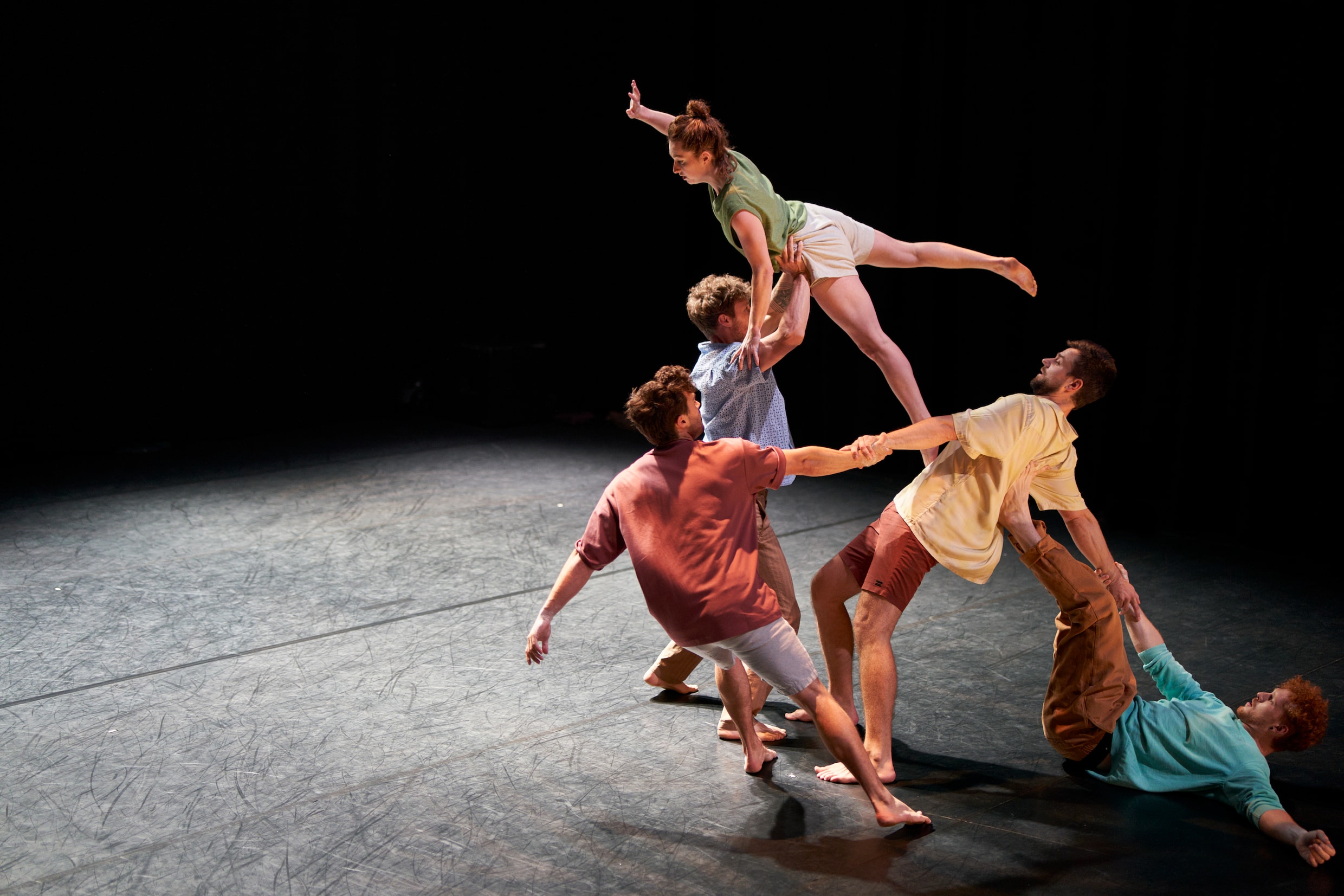 In ‘Meander’ rollen, slingeren en buikschuiven acrobaten in alle rust ...