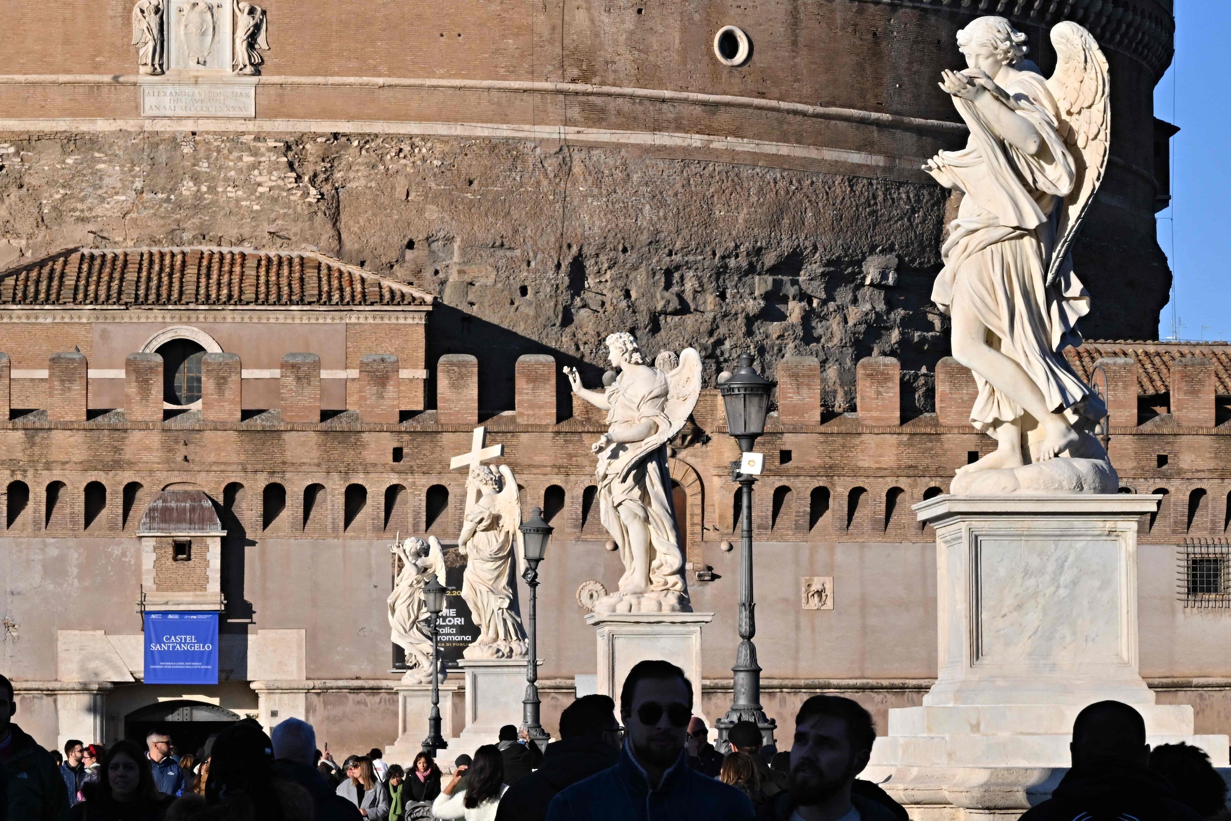 De paus viert een jaar lang feest, maar de Romeinen zitten er niet op ...