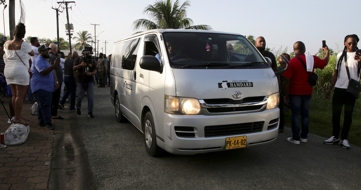 Aanhangers van Desi Bouterse nemen geëmotioneerd afscheid: ‘Baas is ...