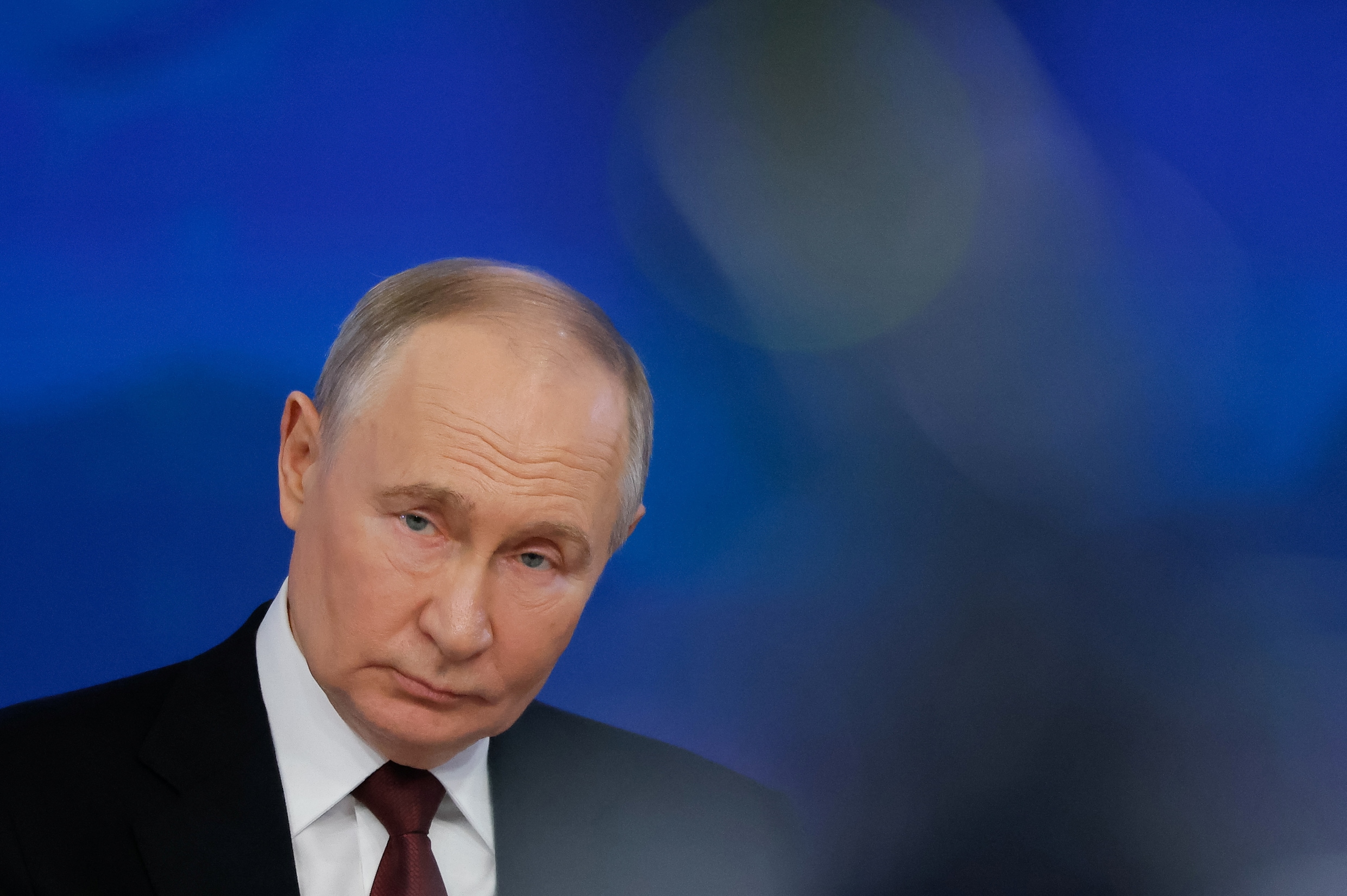 25 jaar Poetin: ‘Hij begon als onbekende die de democratische rechten ...