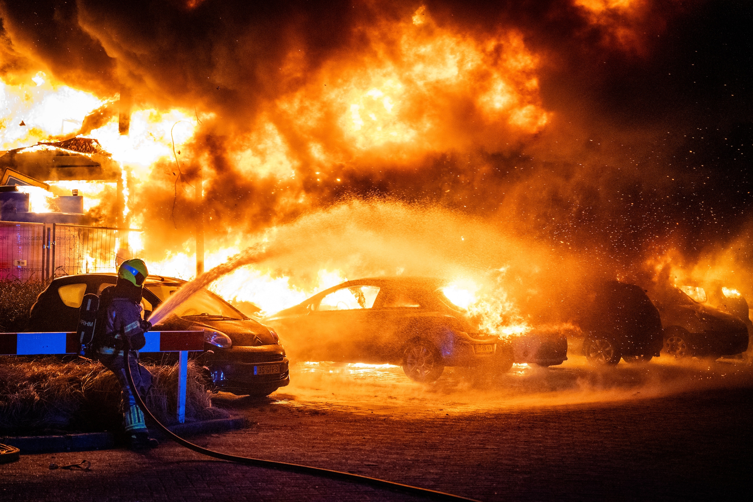 Brandweer ziet recordaantal autobranden tijdens jaarwisseling, meeste ...