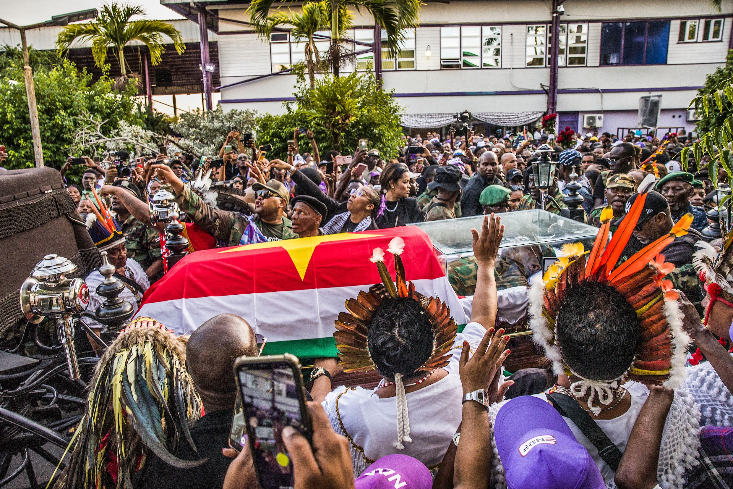 Dansend en zingend draagt Suriname Bouterse naar zijn graf. ‘Dit moeten we hem gunnen’ | de ...