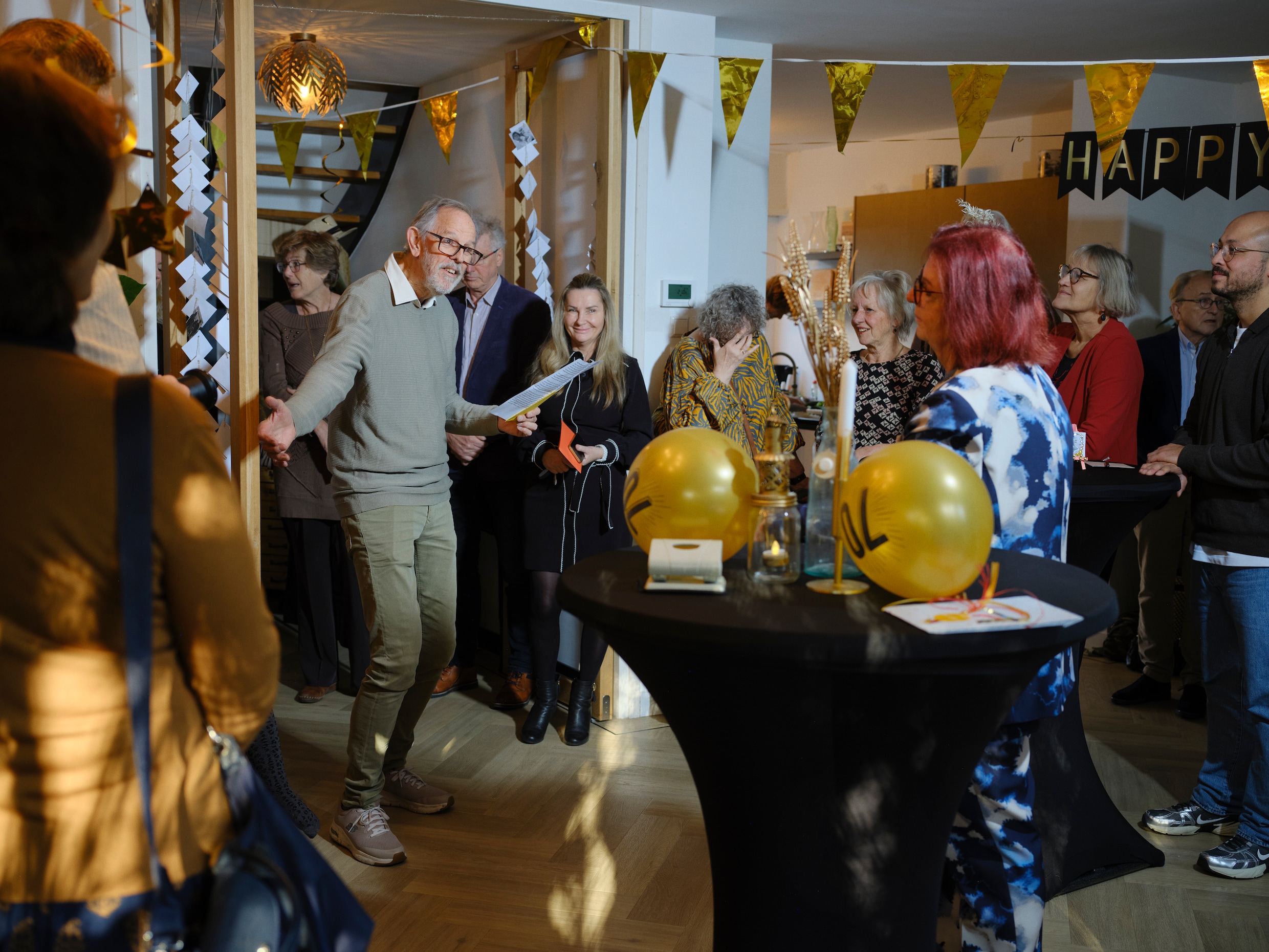 Iedereen moet met de jarige Anne-Mieke van der Zon op de foto. ‘Deze ...