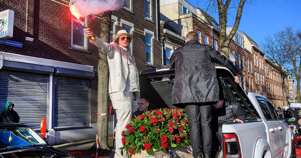 Familie en vrienden nemen afscheid van vuurwerkdode Jack (14), terwijl ...