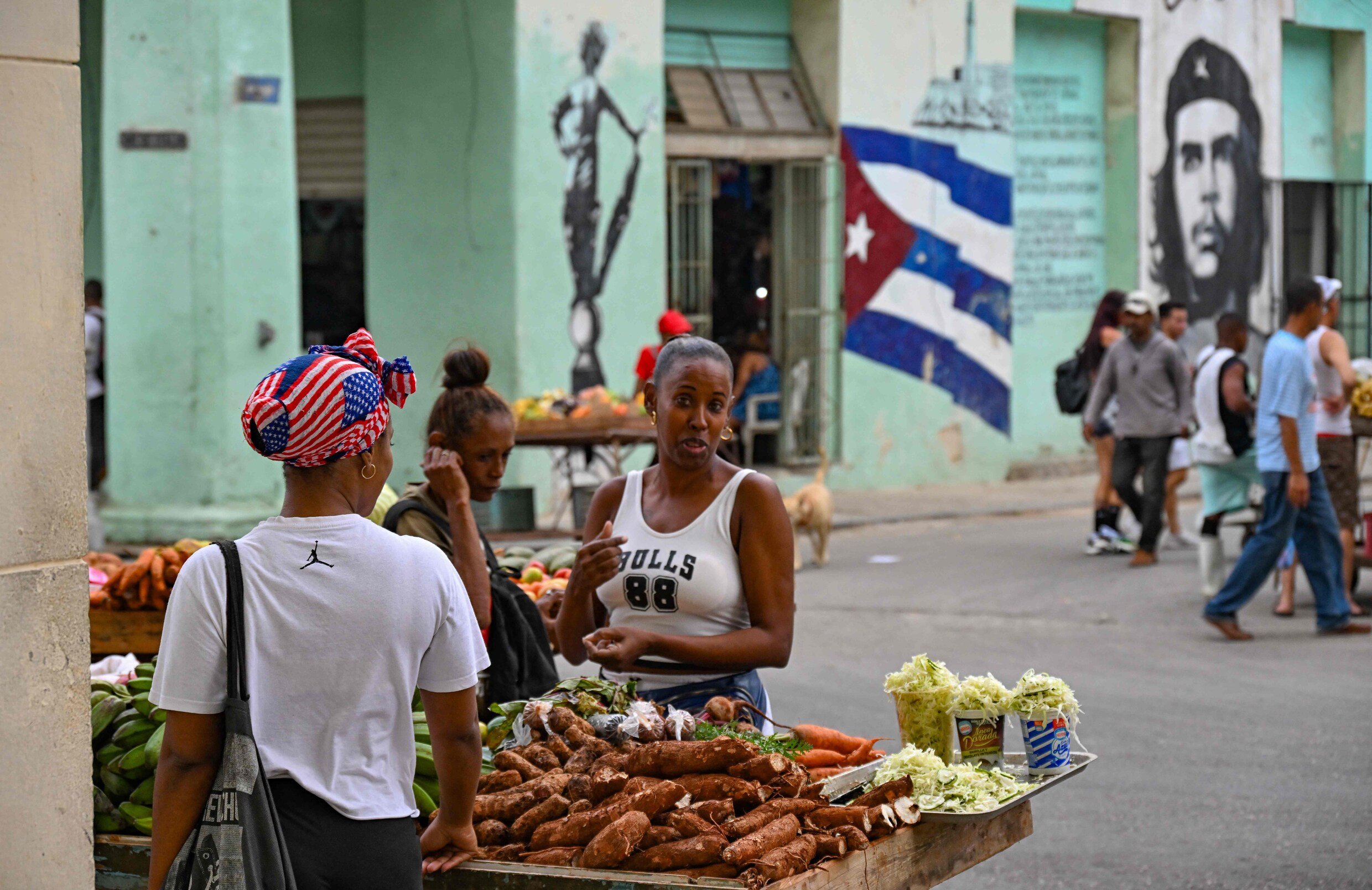 Biden versoepelt op valreep Amerikaans Cubabeleid, Cuba laat honderden ...