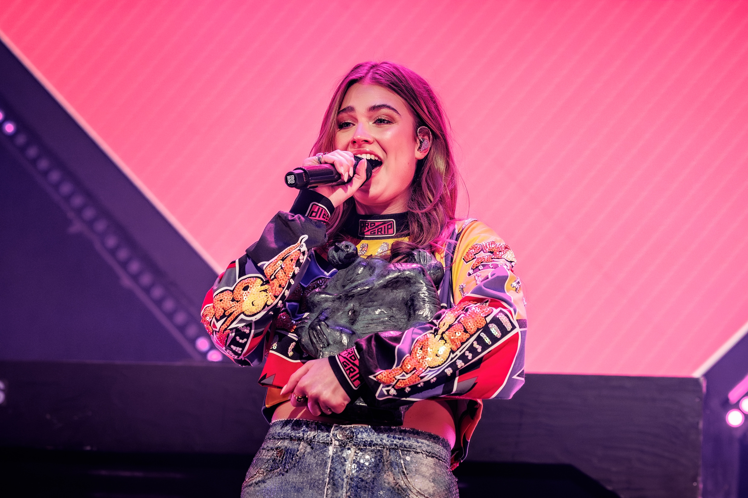 Het albumdebuut van Roxy Dekker zit vol typische Dekker-grappen, maar ...