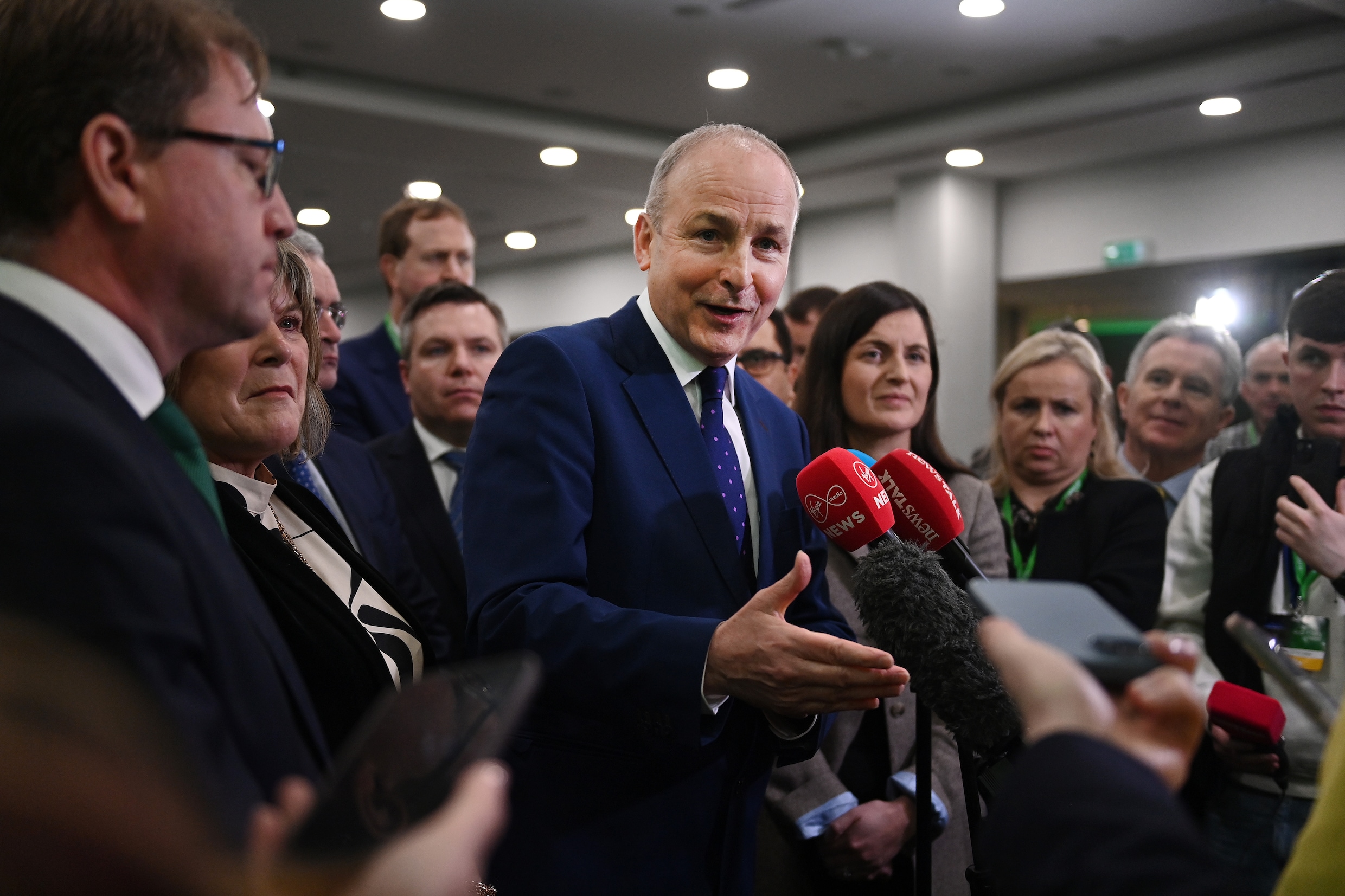 Chaos in Iers parlement bij aantreden nieuwe premier Micheál Martin ...