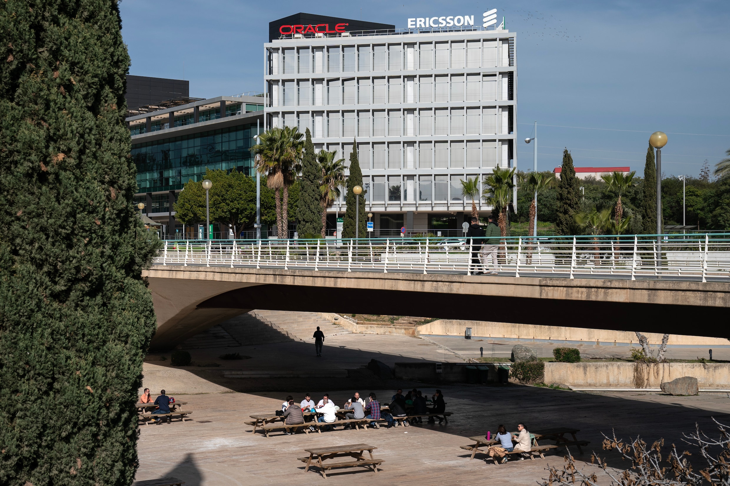 Spaanse economie verrast met sterke groei, tech en diensten floreren ...