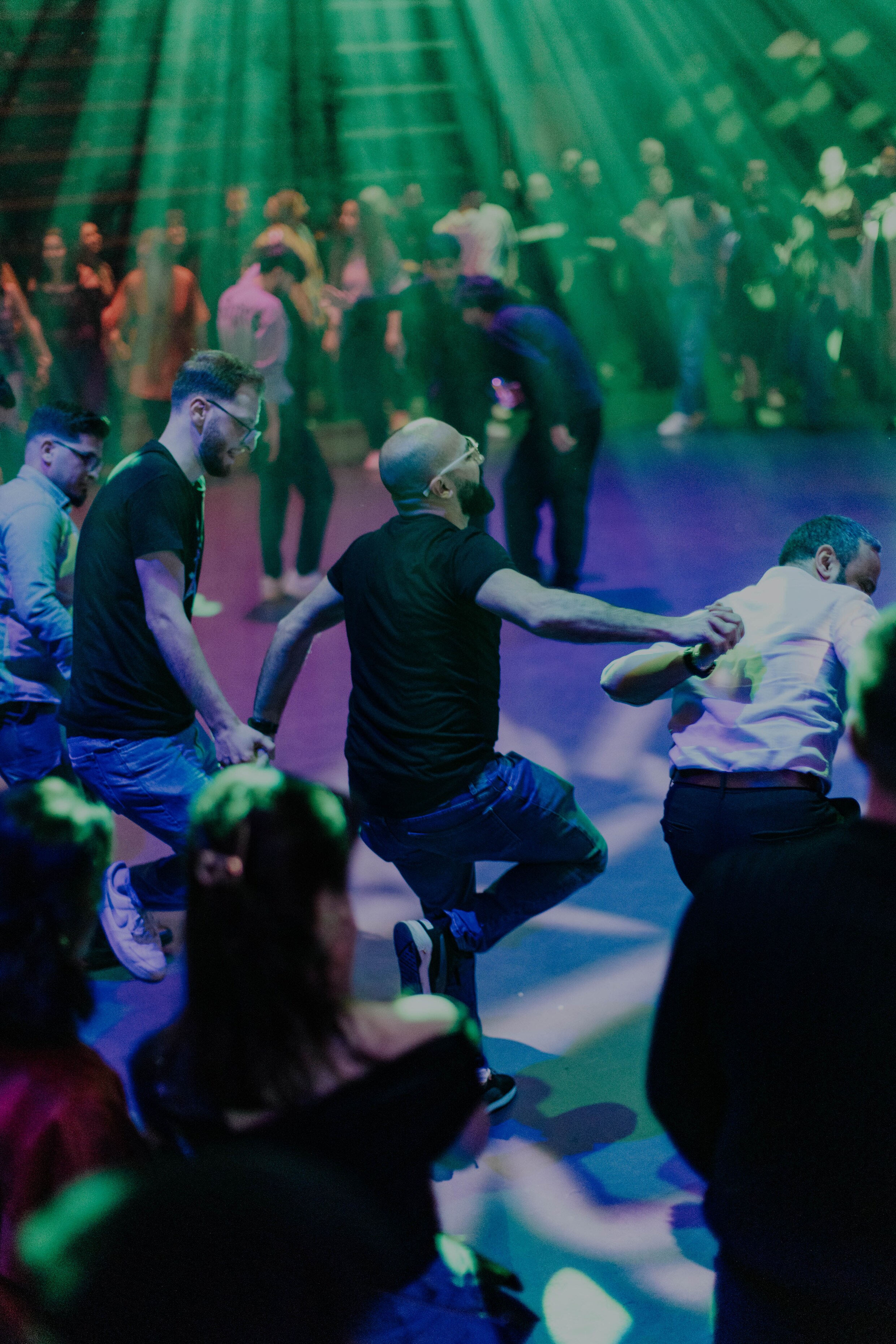 Op Dabke Night wordt de zaal één dansend, stampend, schuifelend en ...