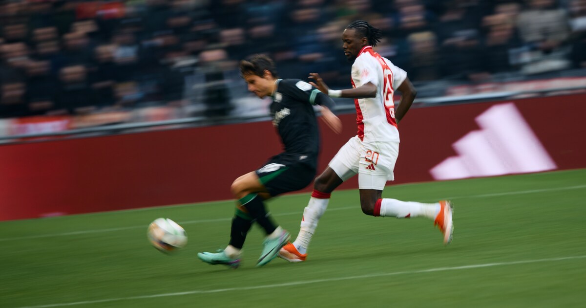 Ajax gaat na late 2-1-zege in Klassieker tegen Feyenoord voor titel, goal Taylor brengt ...