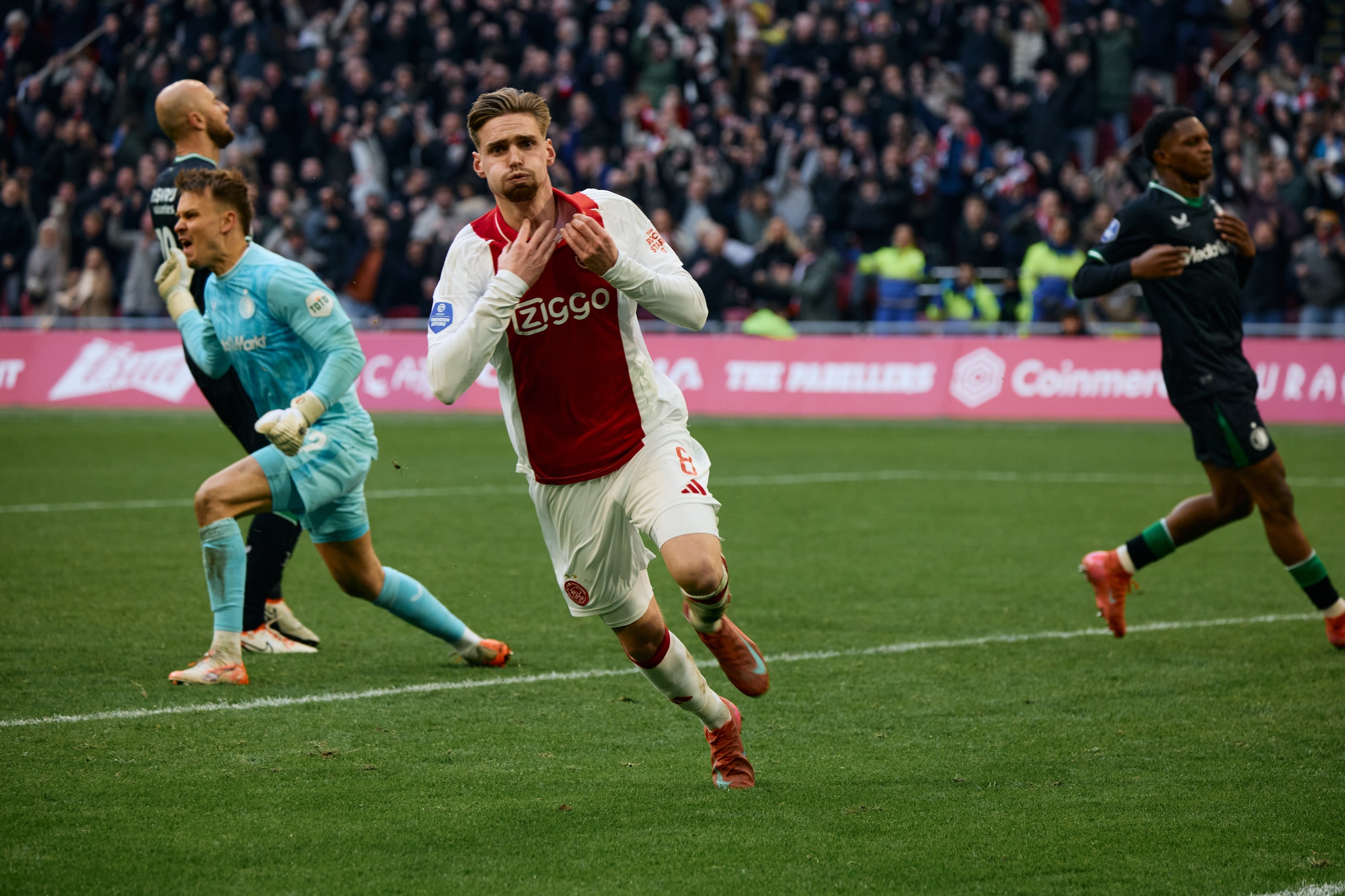 Ajax gaat na late 2-1-zege in Klassieker tegen Feyenoord voor titel, goal Taylor brengt ...