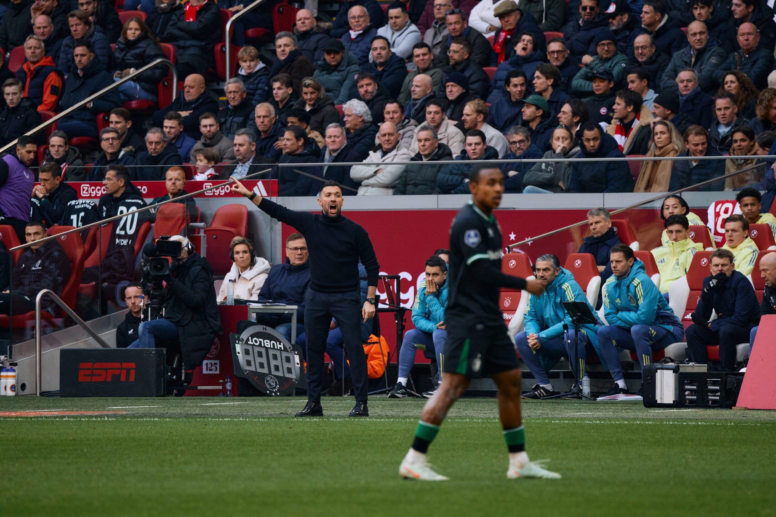 Ajax gaat na late 2-1-zege in Klassieker tegen Feyenoord voor titel, goal Taylor brengt ...