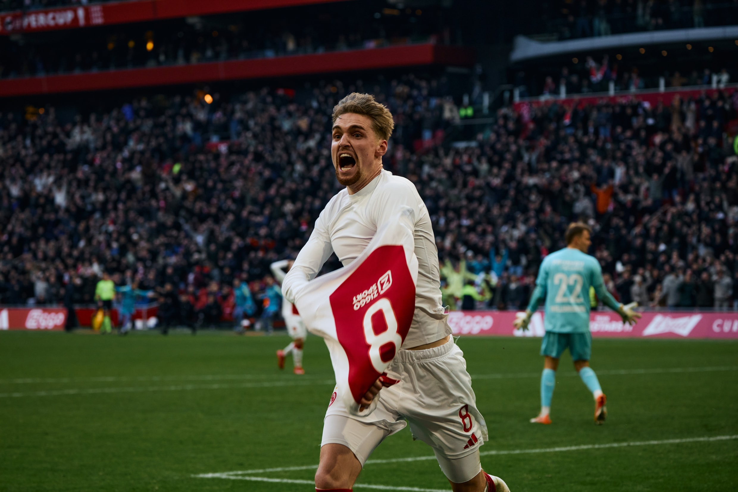 Ajax gaat na late 2-1-zege in Klassieker tegen Feyenoord voor titel, goal Taylor brengt ...